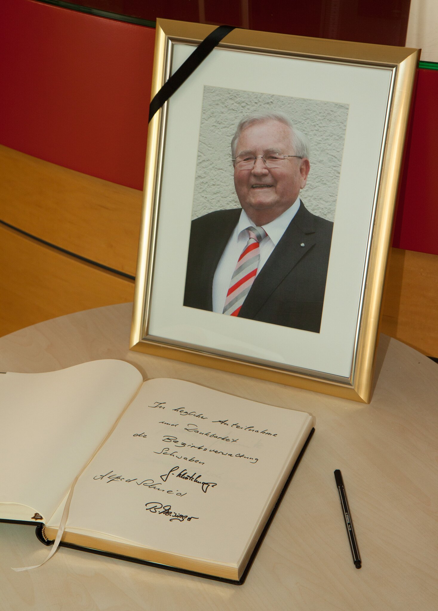 Kondolenzbuch zum Tod von Altbezirkstagspräsident Dr. Georg Simnacher ...