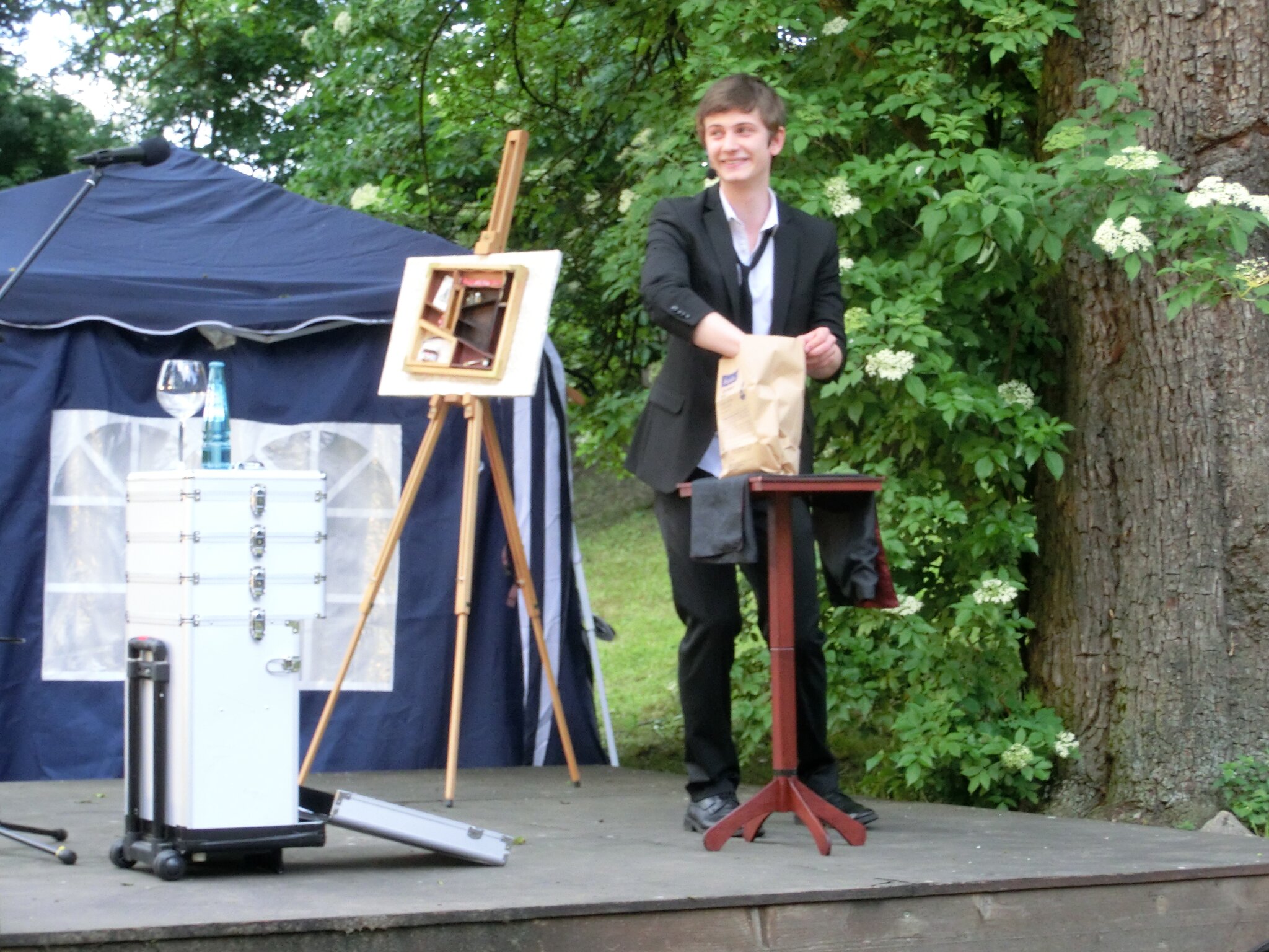 Max Olbrich "verzauberte" in der Leutnantschanze in Rain das Publikum ...