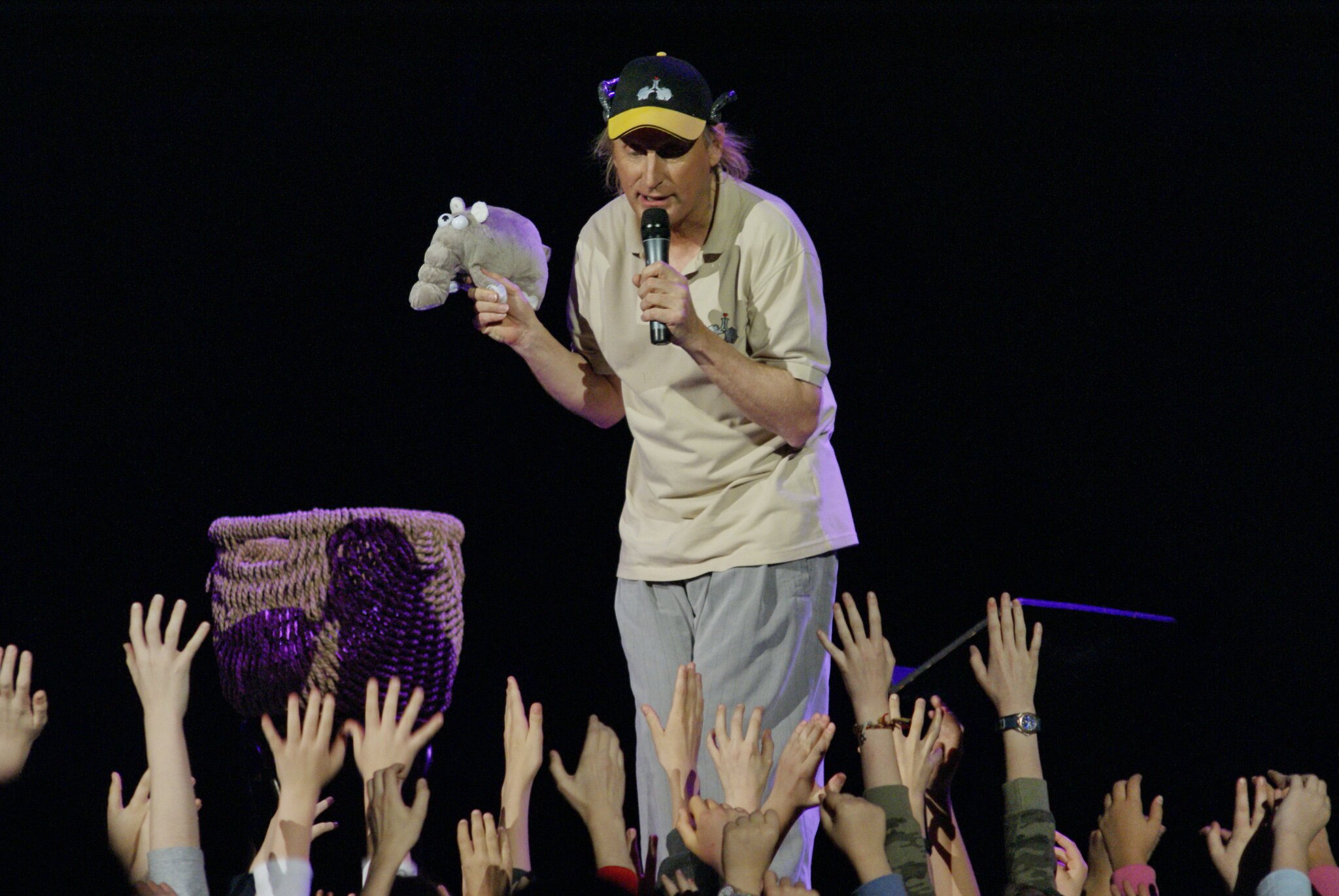 Otto Waalkes kommt zur Autogrammstunde zum Giengener Steiff Sommer-Ottifant trägt Knopf im Ohr ...