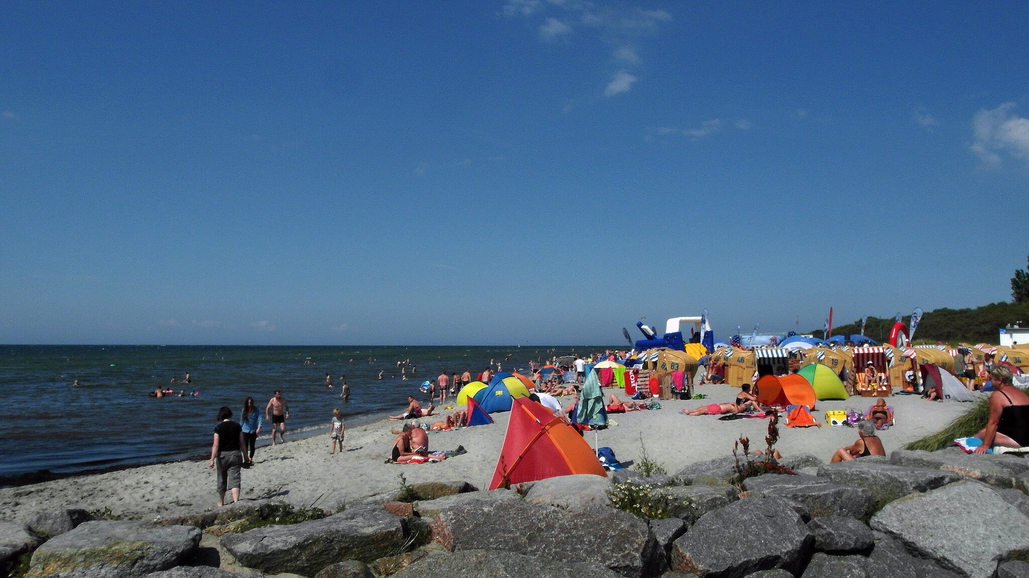 Auf der Insel Poel: An einem herrlichen Hochsommertag am Strand von ...