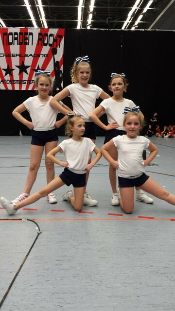 MTV Cheerleading - Snow Flakes und Crystals schneien durch die Saison ...