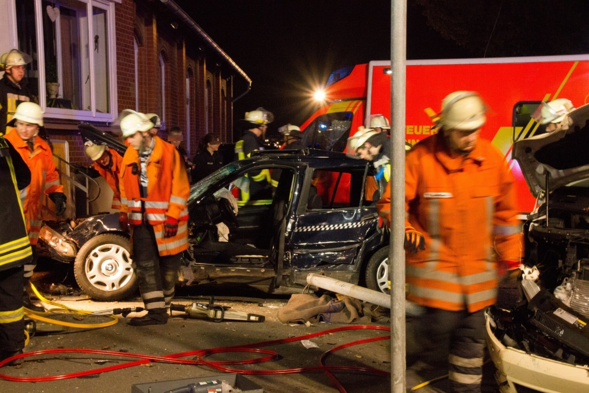 BMW kollidiert mit Großraumtaxi – eine eingeklemmte Person - Hemmingen