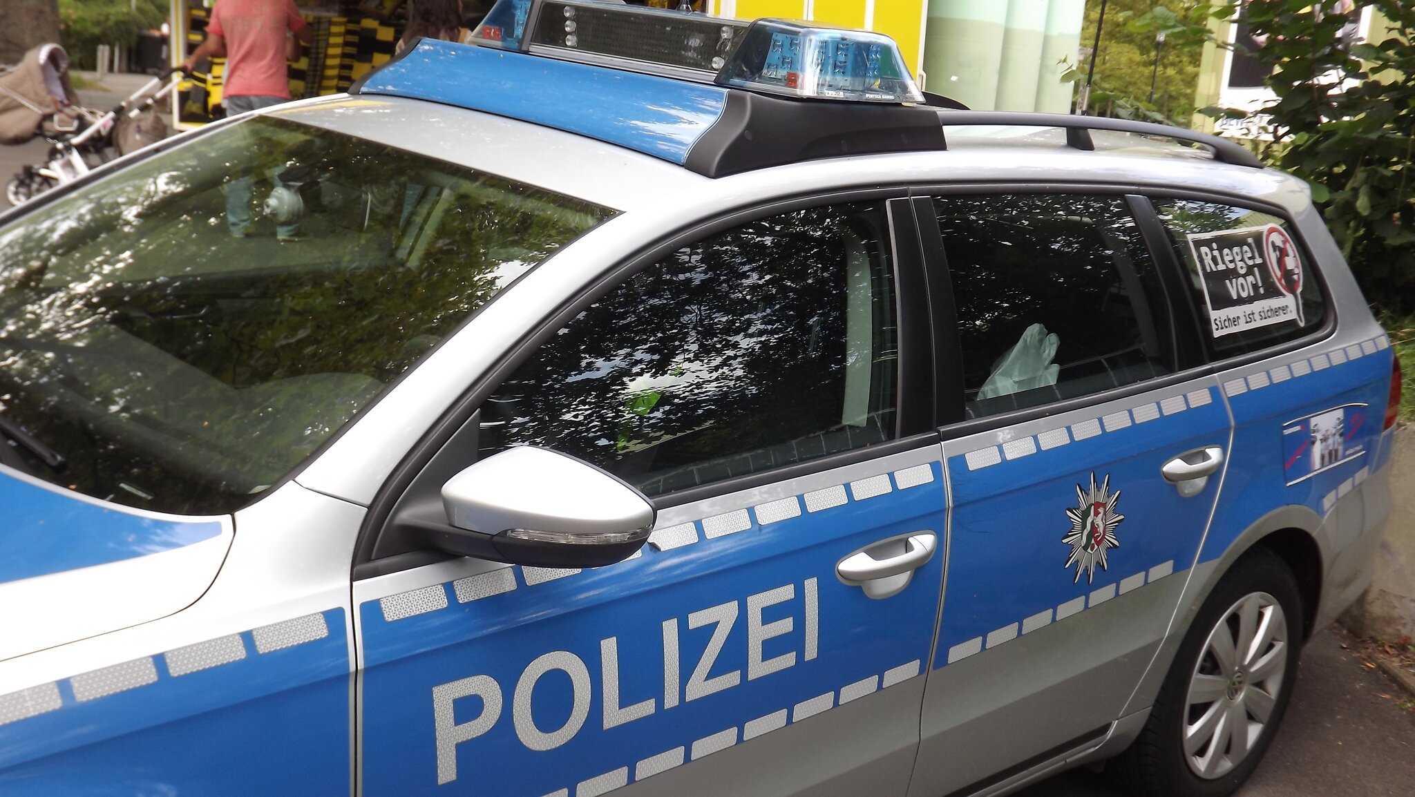 Der nächste Einsatz von Rettungsdienst und Polizei in einem städtischen ...