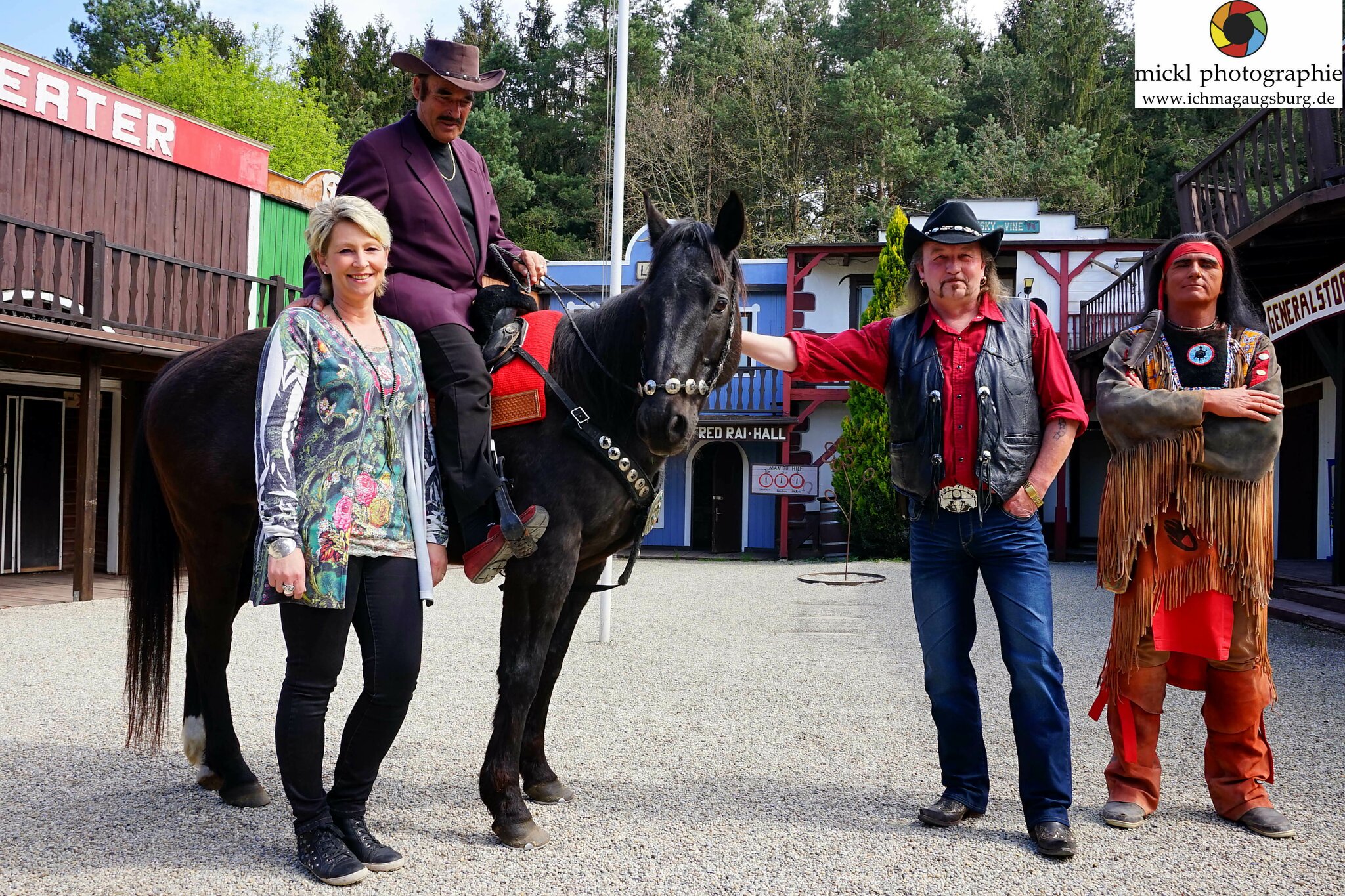 Startschuß für die WESTERN-CITY-Saison in Dasing. Claudia Jung gibt ...