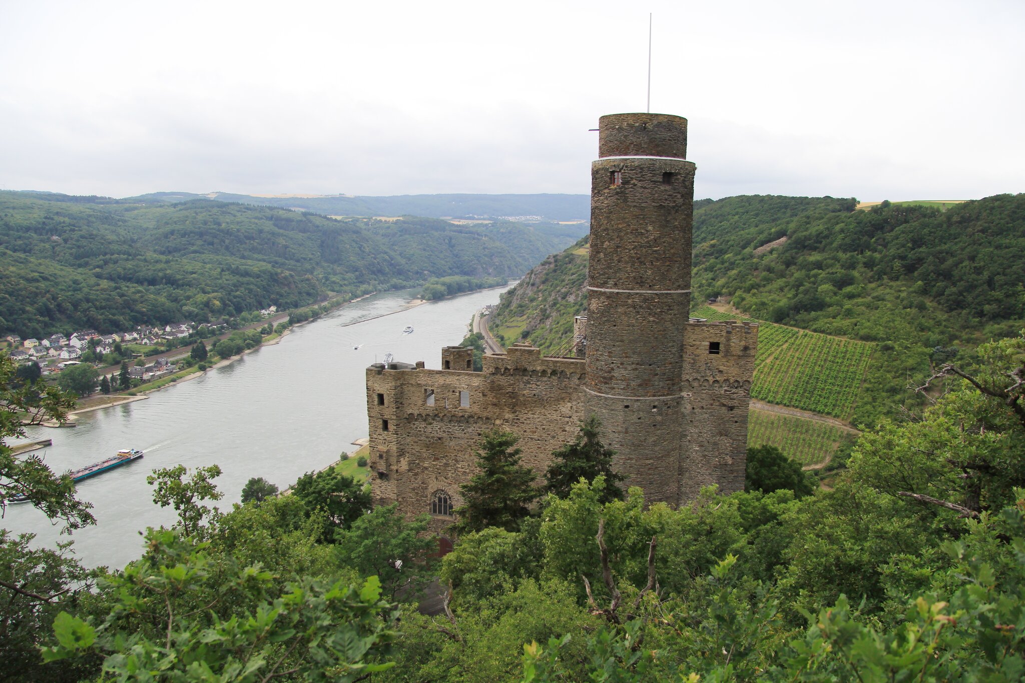 Burg Maus am Rhein – lohnende Besteigung einer verschwiegenen Burg ...