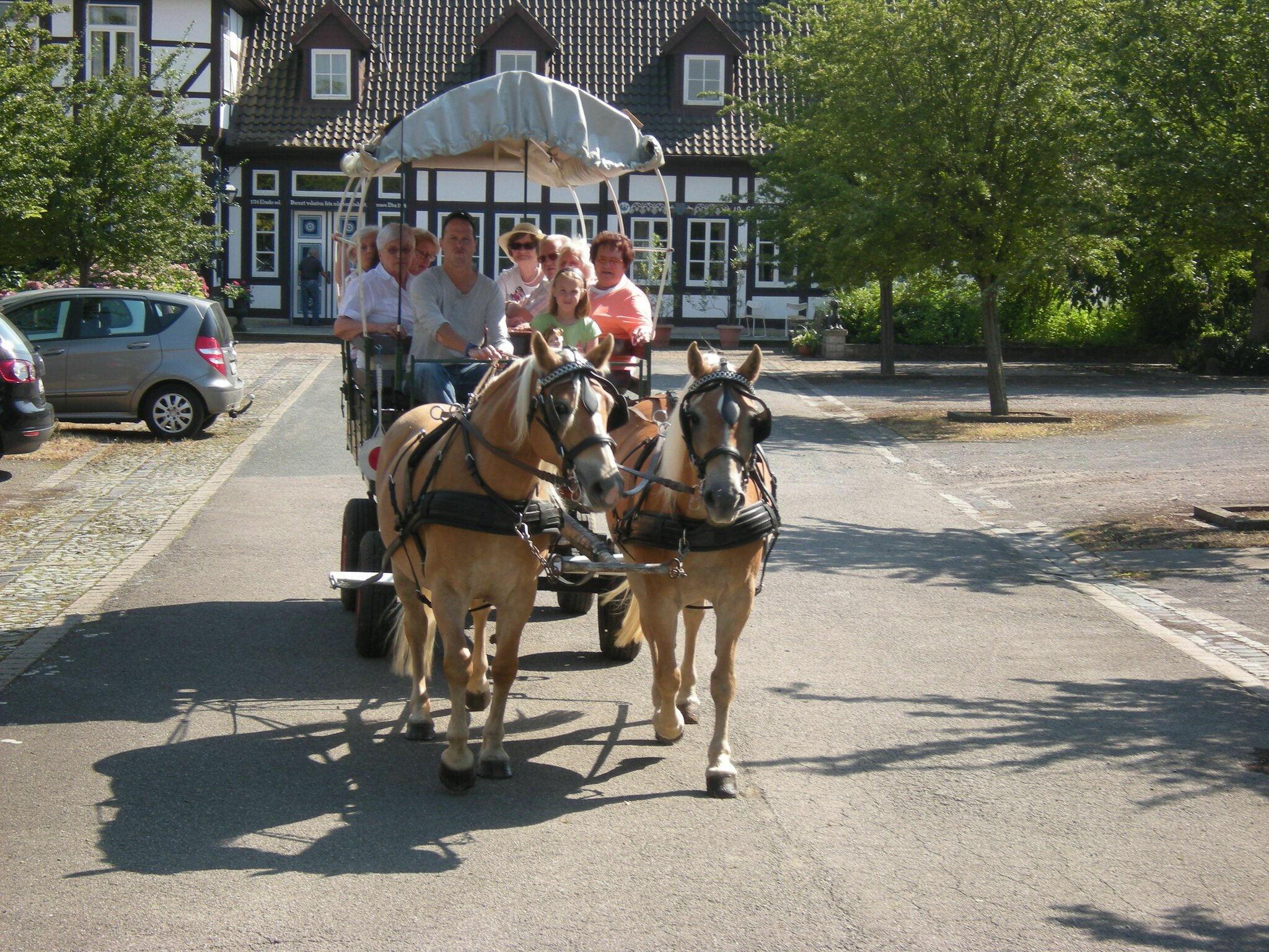 Siedler besichtigen das Rittergut in Langreder - Barsinghausen