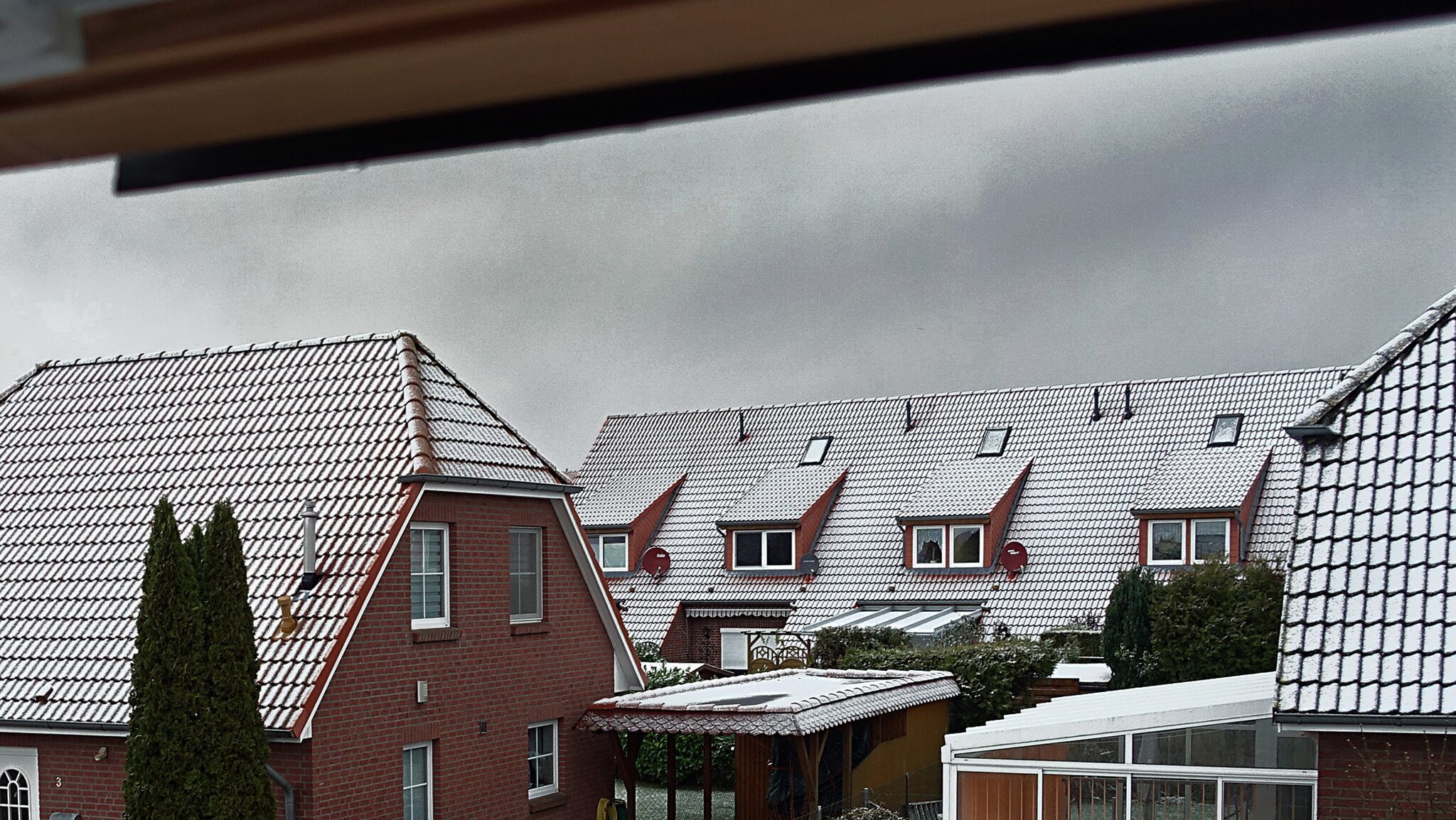 Frühwinterliches Wetter mit Schneeregen an der Ostseeküste - Wismar