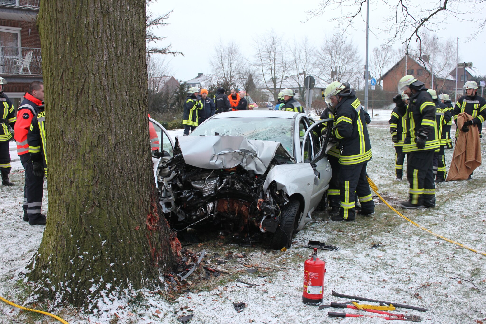 Pkw prallt frontal gegen Baum - Garbsen