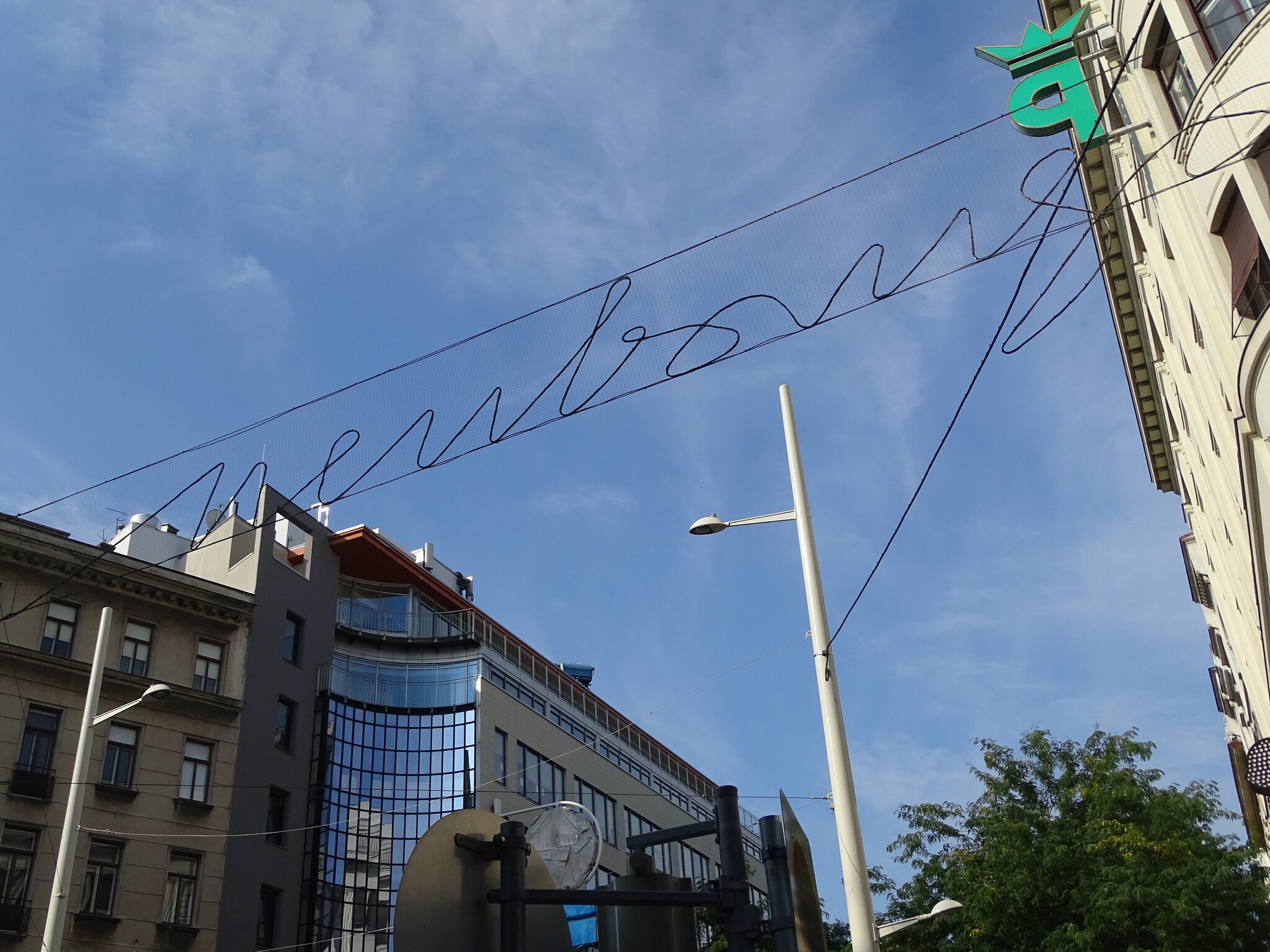 Wien, Neubaugasse - Boulevard der "tausend" kleinen Läden und der ...