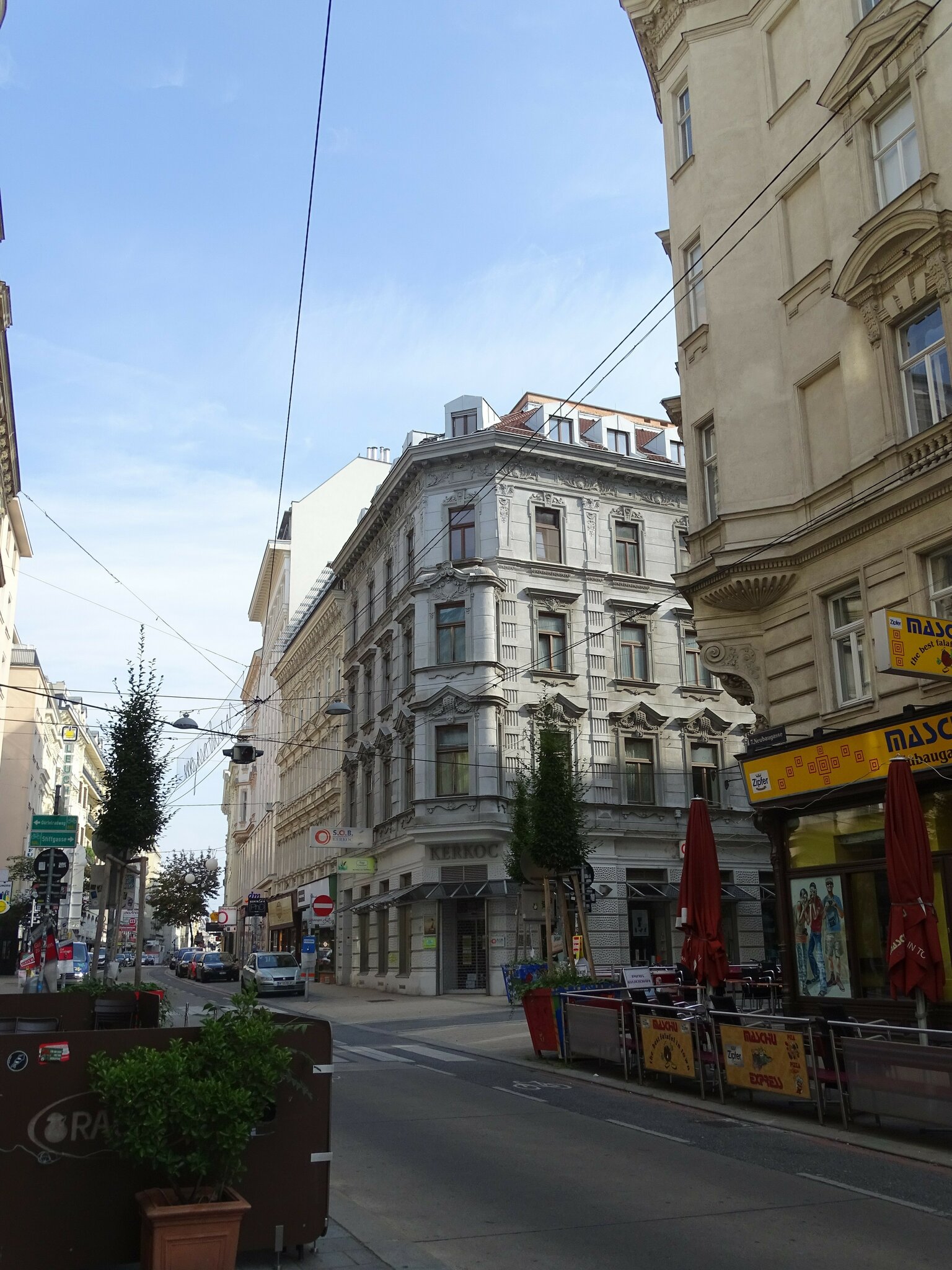 Wien, Neubaugasse - Boulevard der "tausend" kleinen Läden und der ...