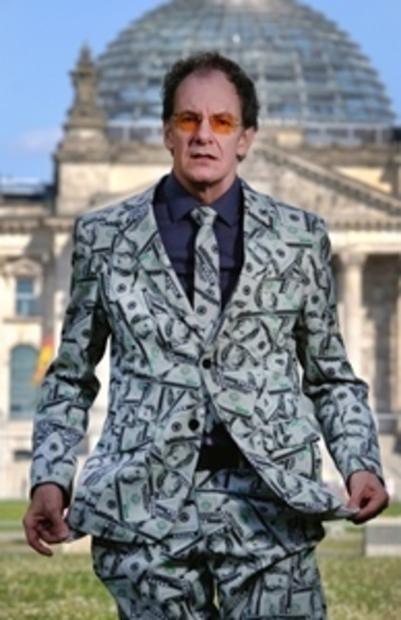 Chin Meyer: MACHT! GELD! SEXY? Das neue Finanzkabarett-Programm-Live im Ulmer Roxy - Günzburg