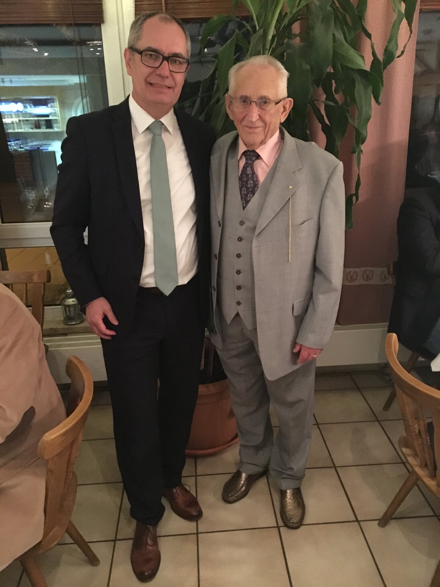Besuch zum 100. Geburtstag: Erster Bürgermeister Michael Wörle ...