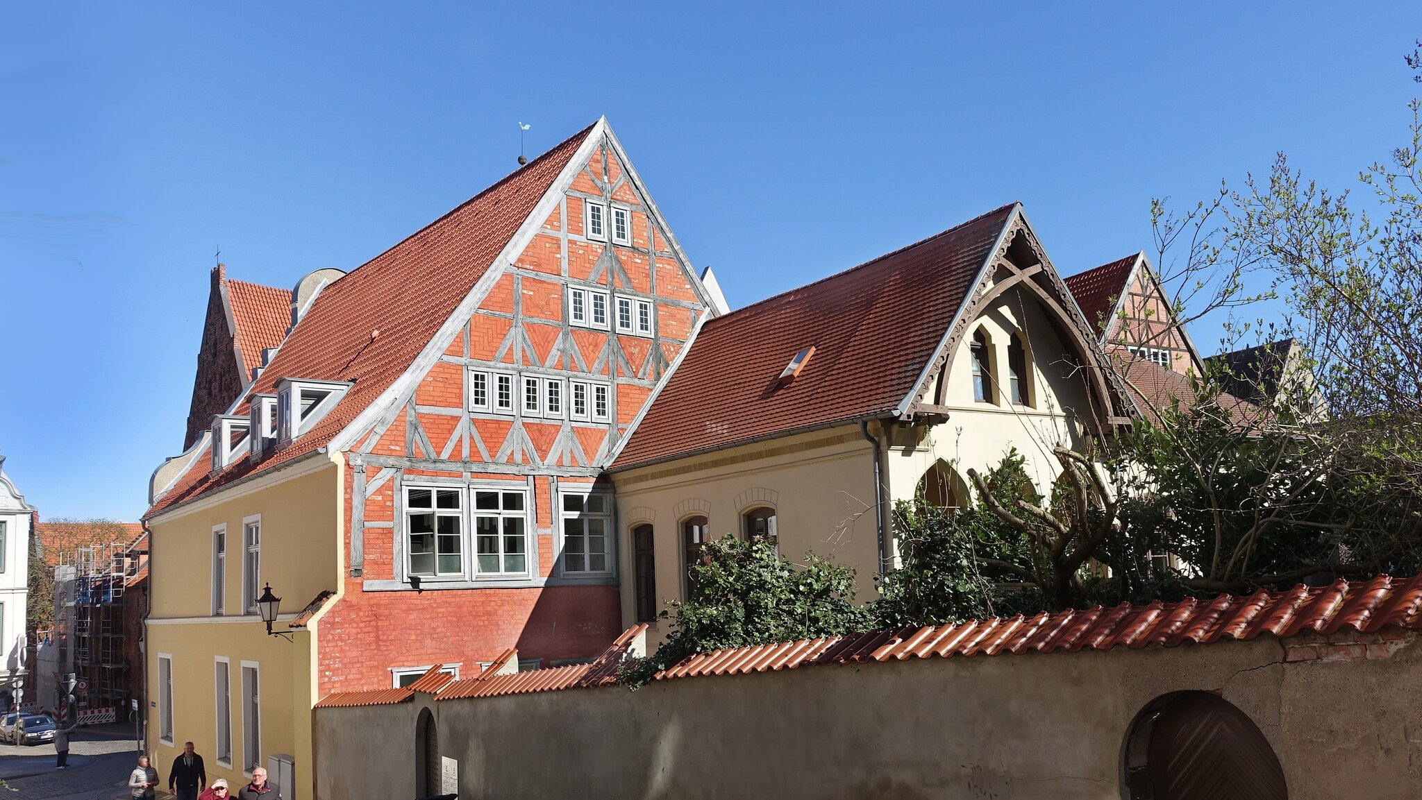 In Wismar: Blick hinter ein hanseatisches Giebelhaus - Wismar
