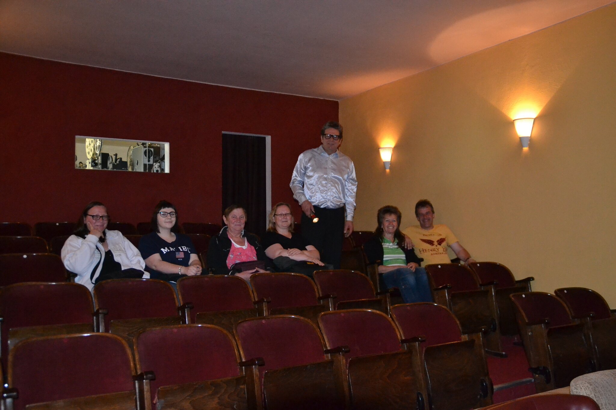 Alte Filmchen im passenden Kinosaal begeistern die Motorsportler ...