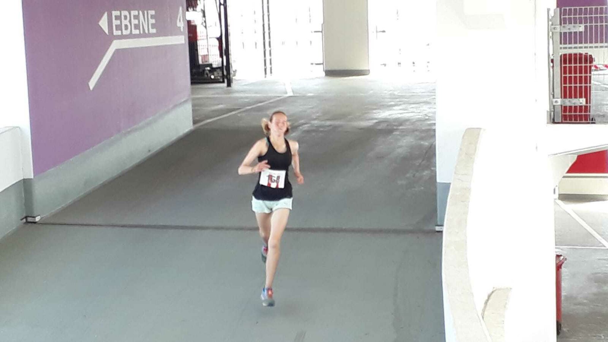 PSV Rot-Gold Lehrte: Mandy Krause gewinnt die Frauenwertung beim Parkhauslauf in Lehrte - Lehrte