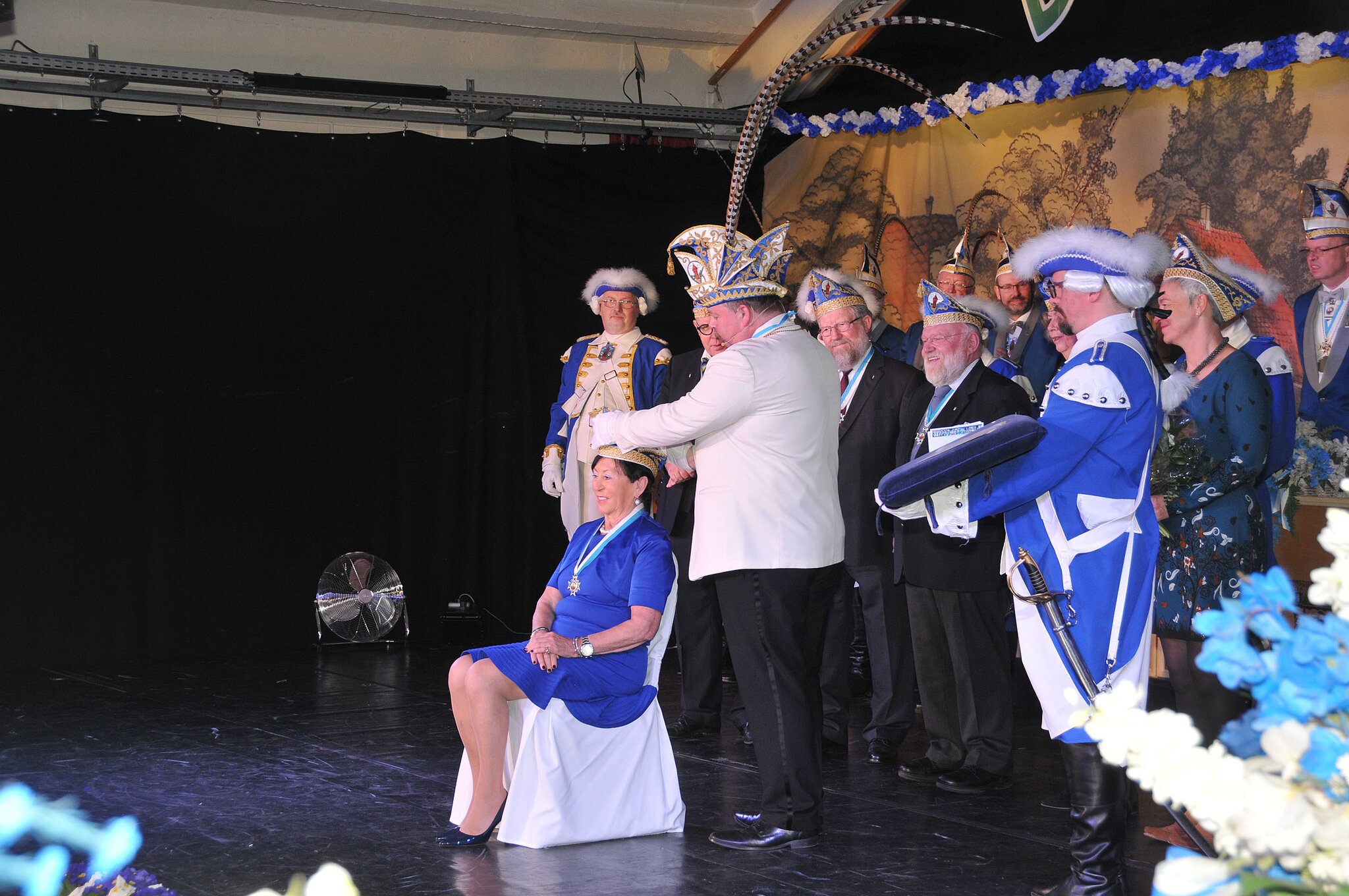 Die Funkenartillerie Blau-Weiß kürte Dr. Marlena Robin-Winn zur ...