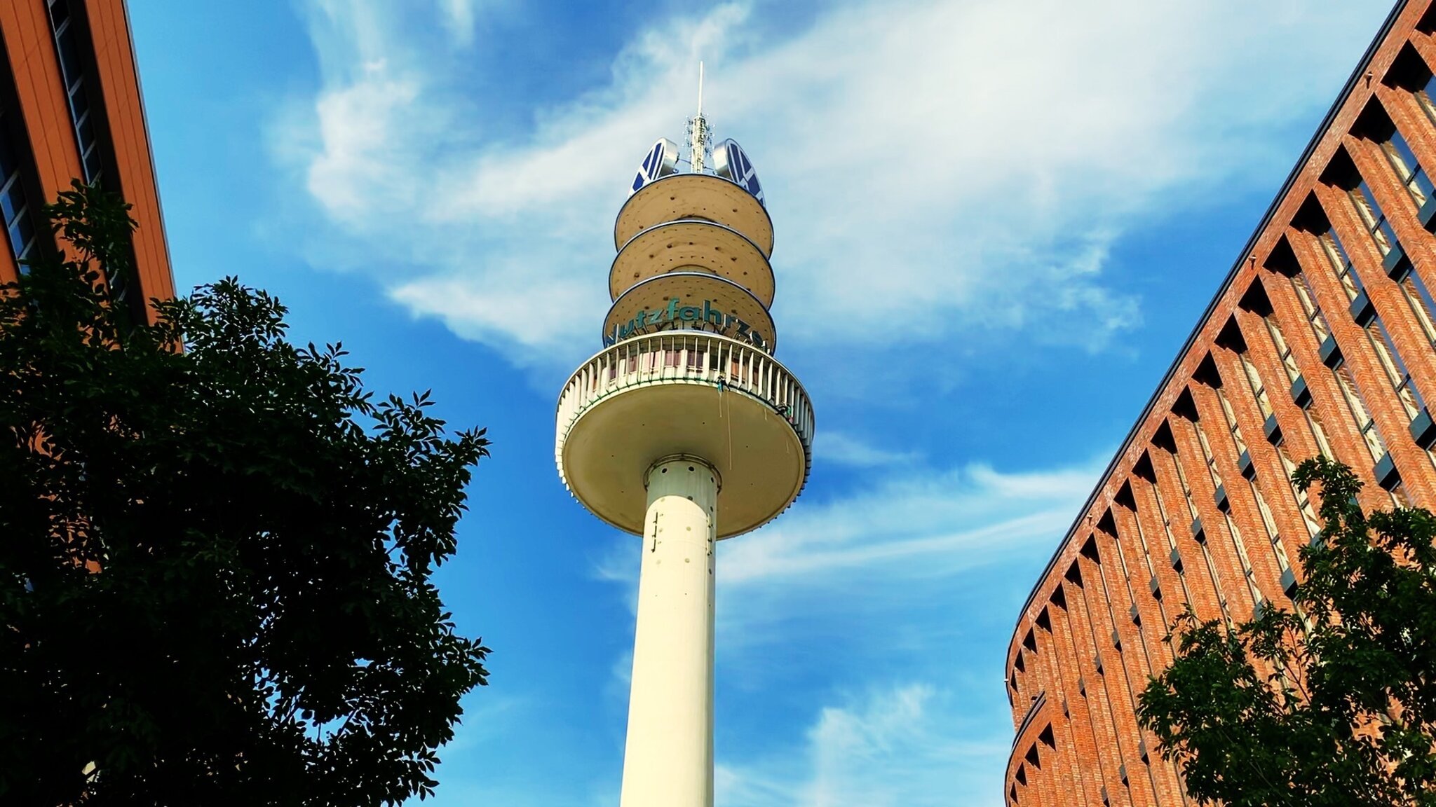 15. September 2020. 15.00 Uhr. 2 Industriekletterer am VW-Tower ...