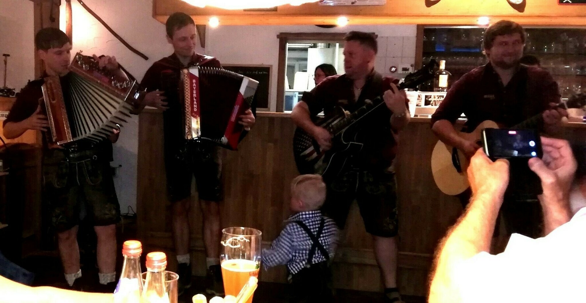 Brugger Buam & Band spielen für ihr Publikum in der Affinger Pilsstube ...