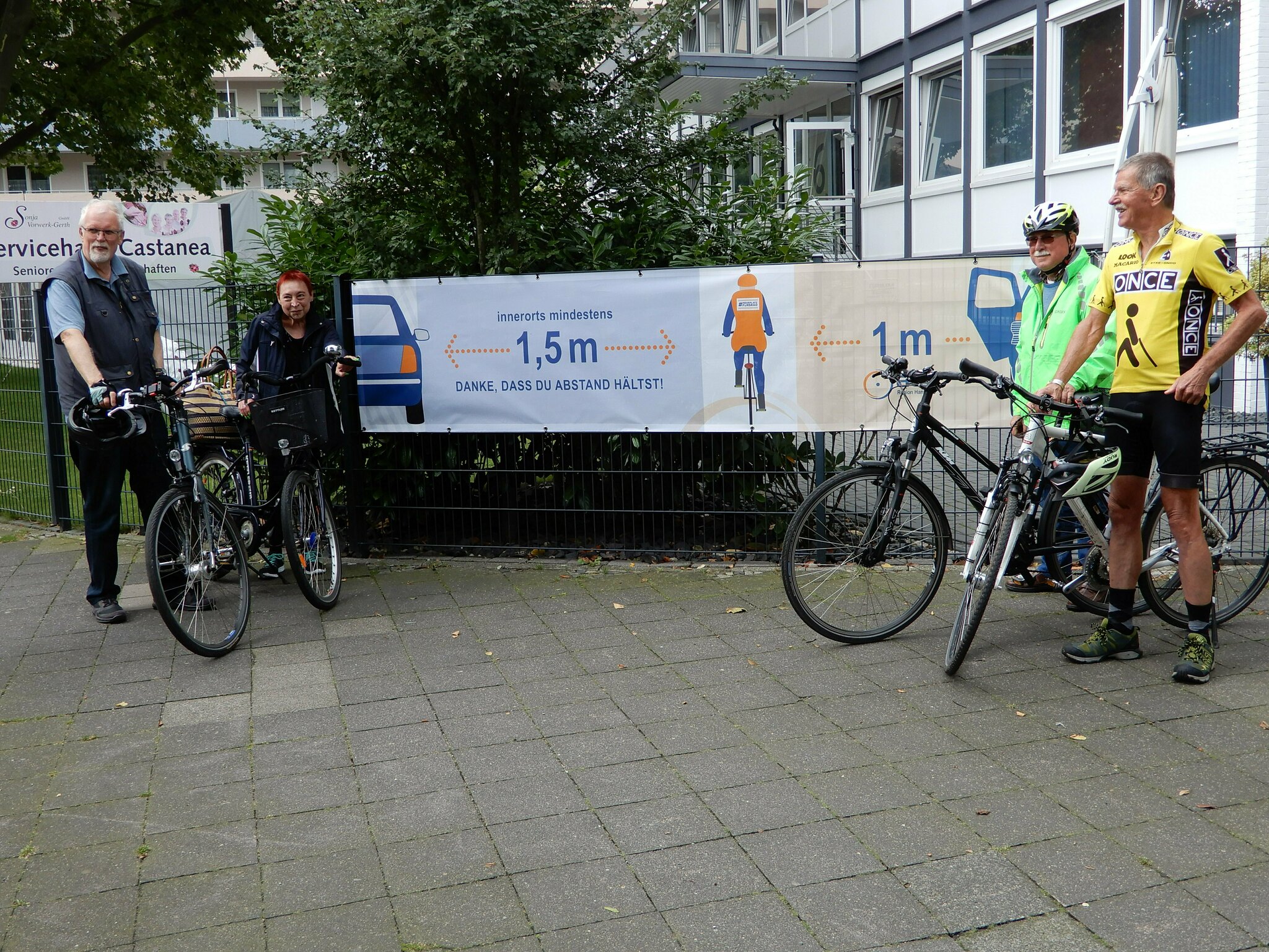 "DANKE, dass Du 1,5 m Mindest(!)-🚘/🚲-Überholabstand hältst, innerorts ...