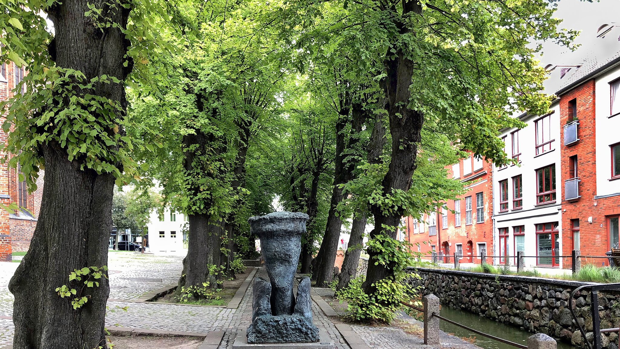 Abstraktes Monument auf der Promenade unter den Linden - Wismar