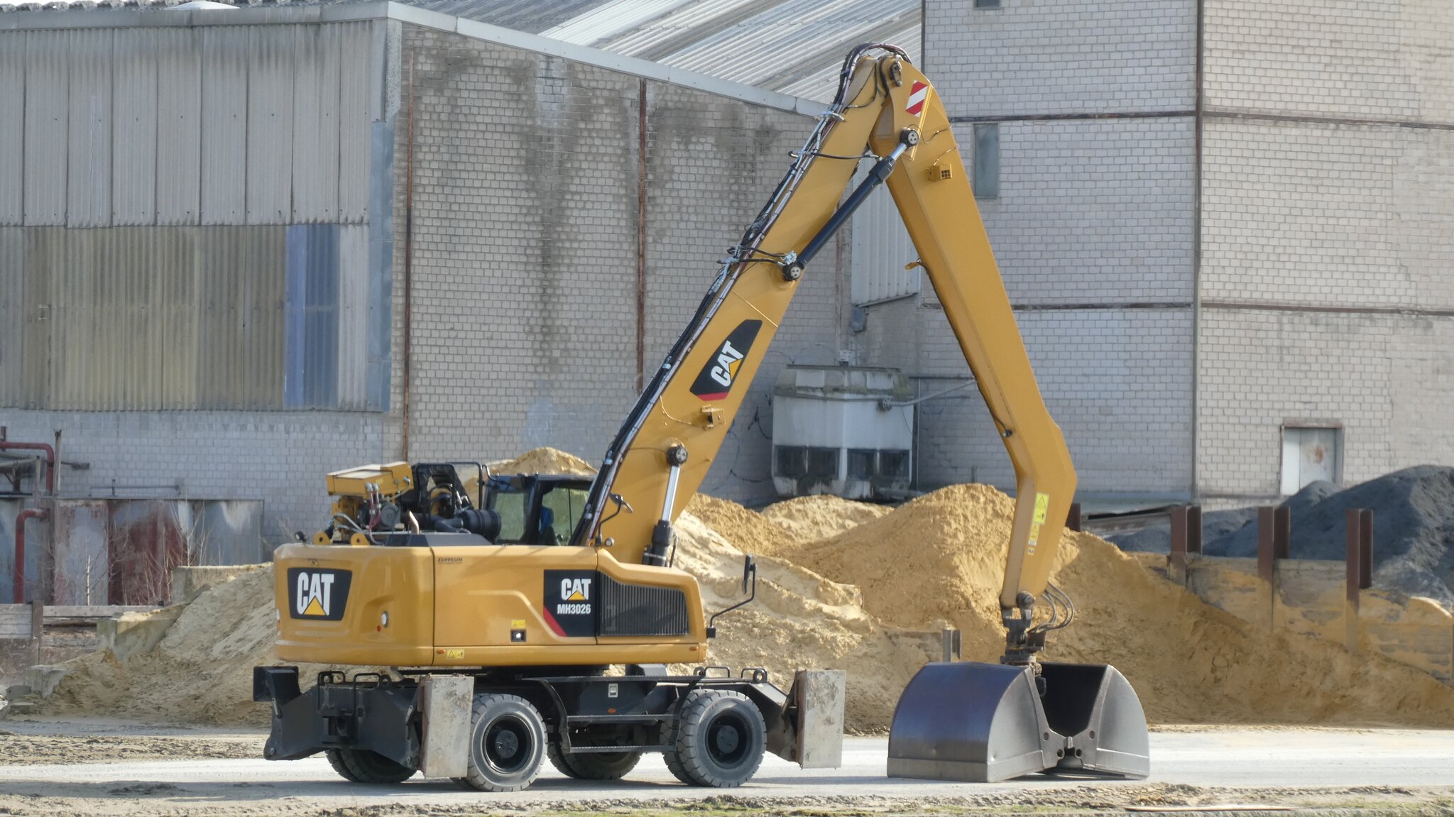Bagger von der Firma Caterpillar MH 3026 - Castrop-Rauxel