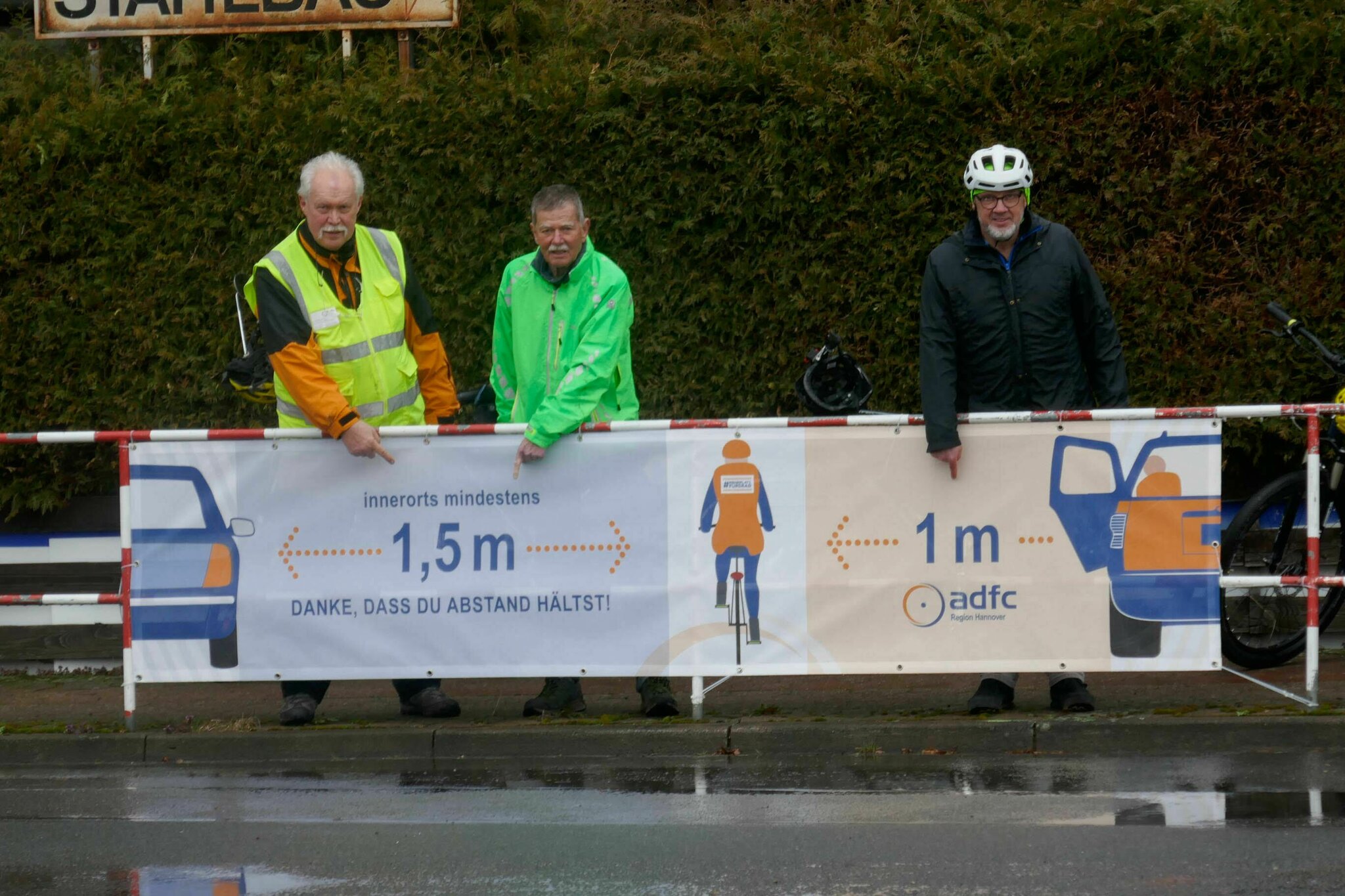 Abstand 🚗/🚲/🚗 = min. 1,5 m / min. 1,0 m innerorts: Sicher(er) Radfahren ...