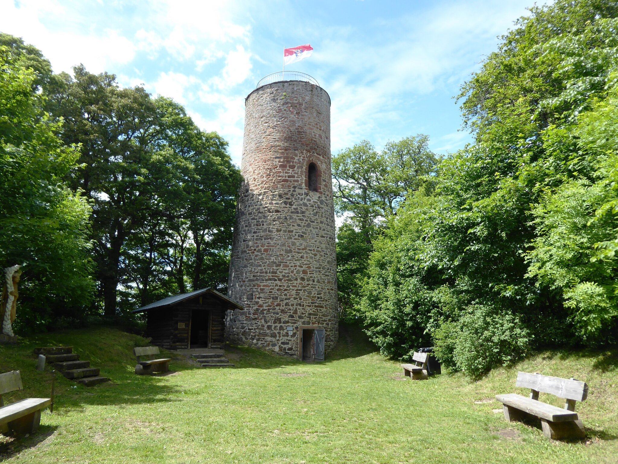 Der Burgberg in Battenberg mit der Kellerburg. - Battenberg (Eder)