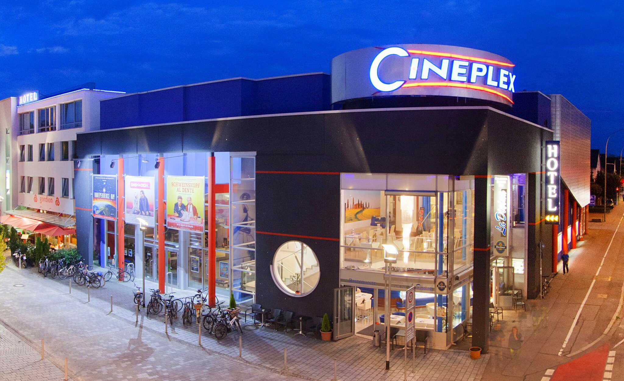 Renovierungsarbeiten: CINEPLEX Königsbrunn erhält umfangreiches ...