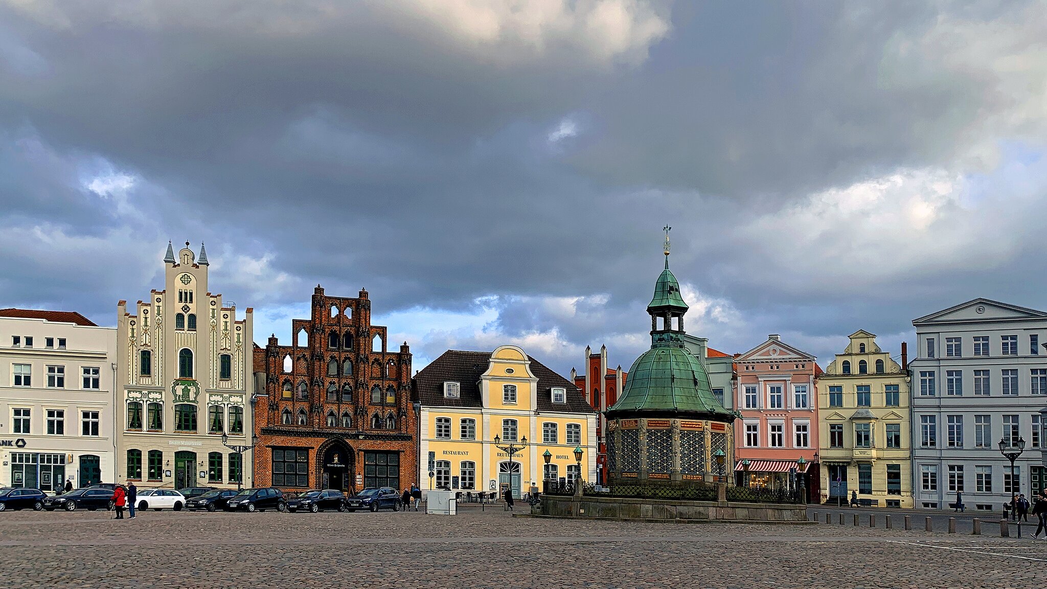 Unter „#wismar“ viele touristische Spots: Bilder der Wasserkunst auf ...