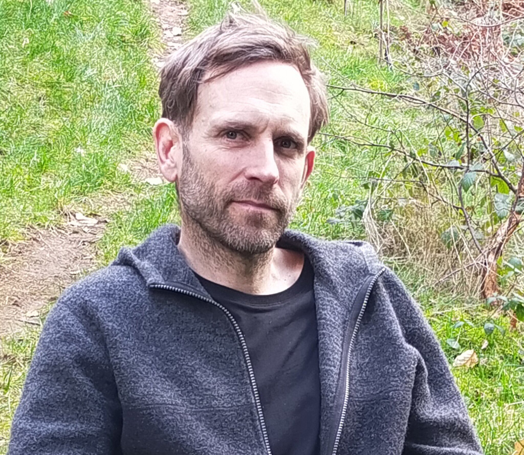Vom Golflehrer zum Waldbewohner: Marc Freukes lebt seinen Traum im Wald ...