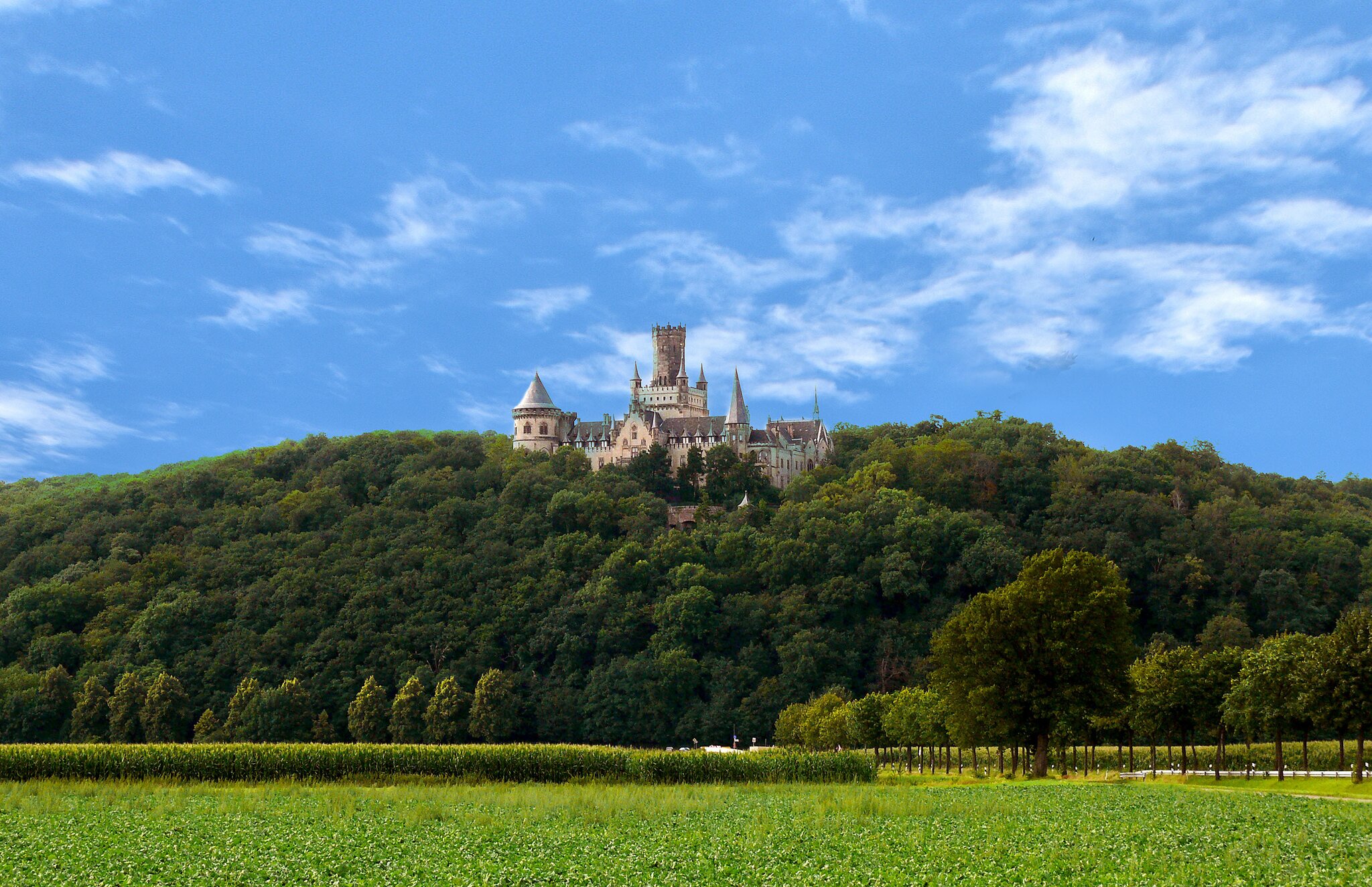 Burgen und Schlösser: Über der Leine thront das Schloss Marienburg