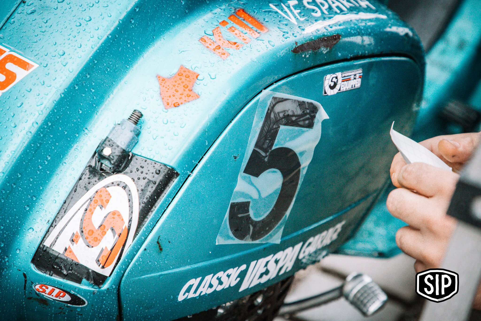 VESPA CROSS RENNEN IN LANDSBERG: mit dem Motorroller durch den Matsch ...