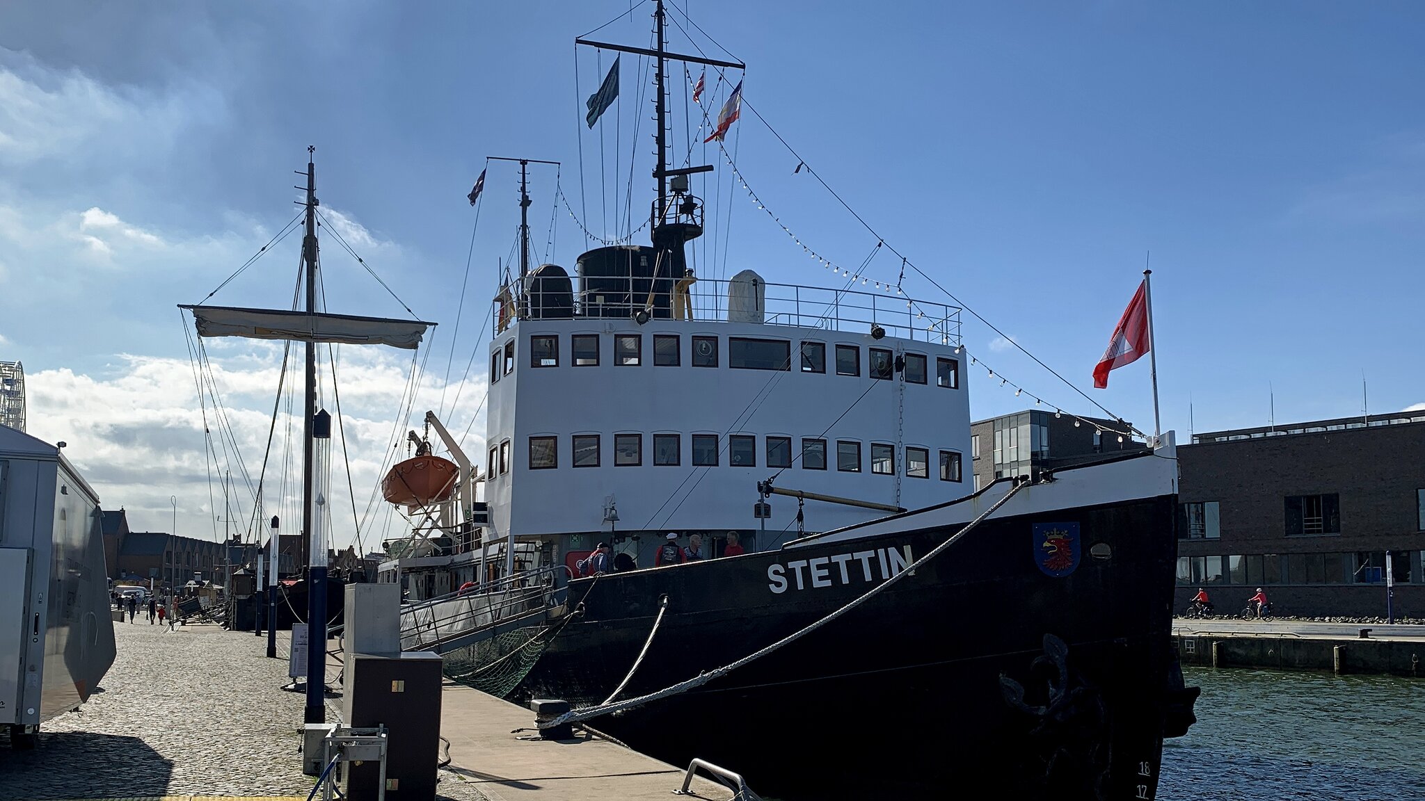 Maritimer Besucher zum Schwedenfest: Historischer Dampf-Eisbrecher ...