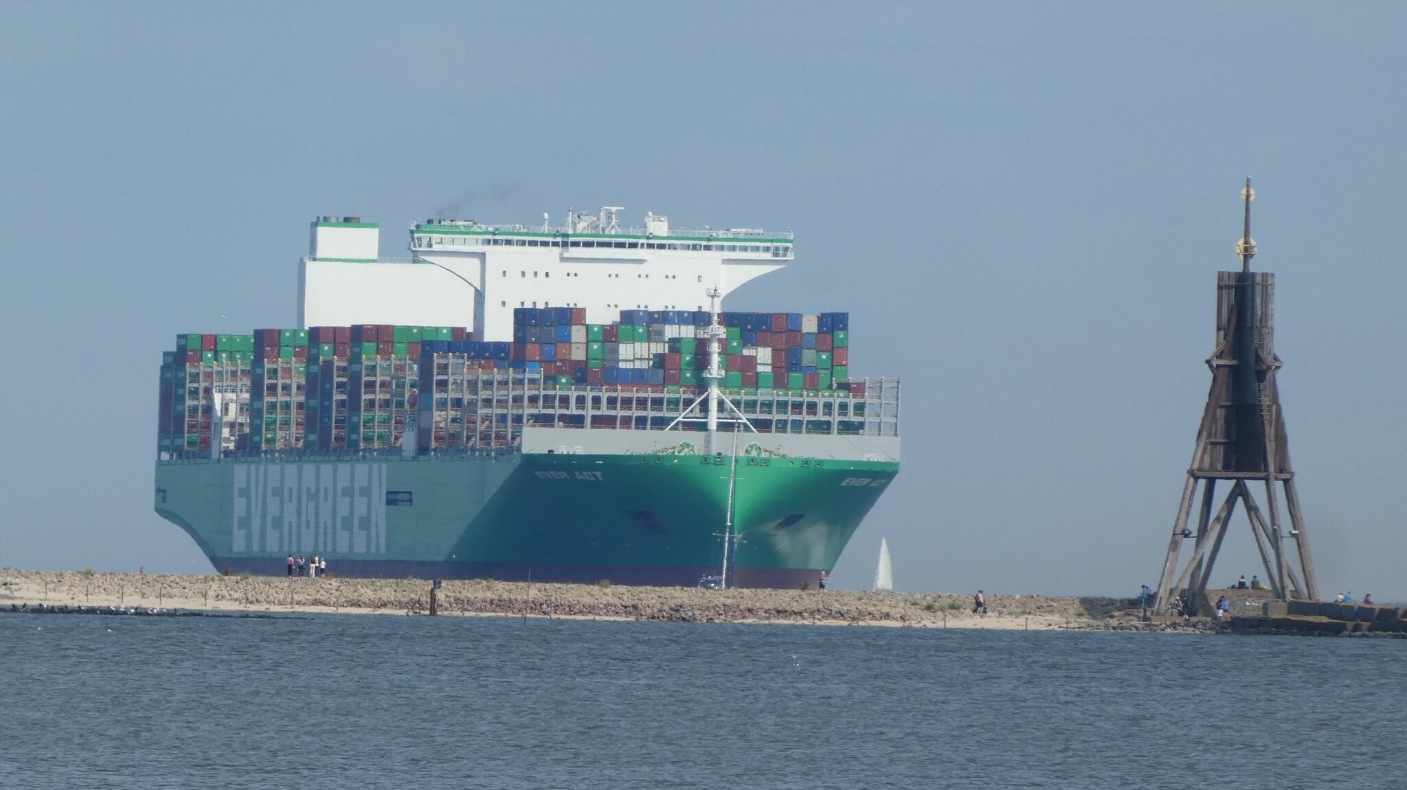 Containerschiff Ever Act: CS Ever Act an der Kugelbake in Cuxhaven ...