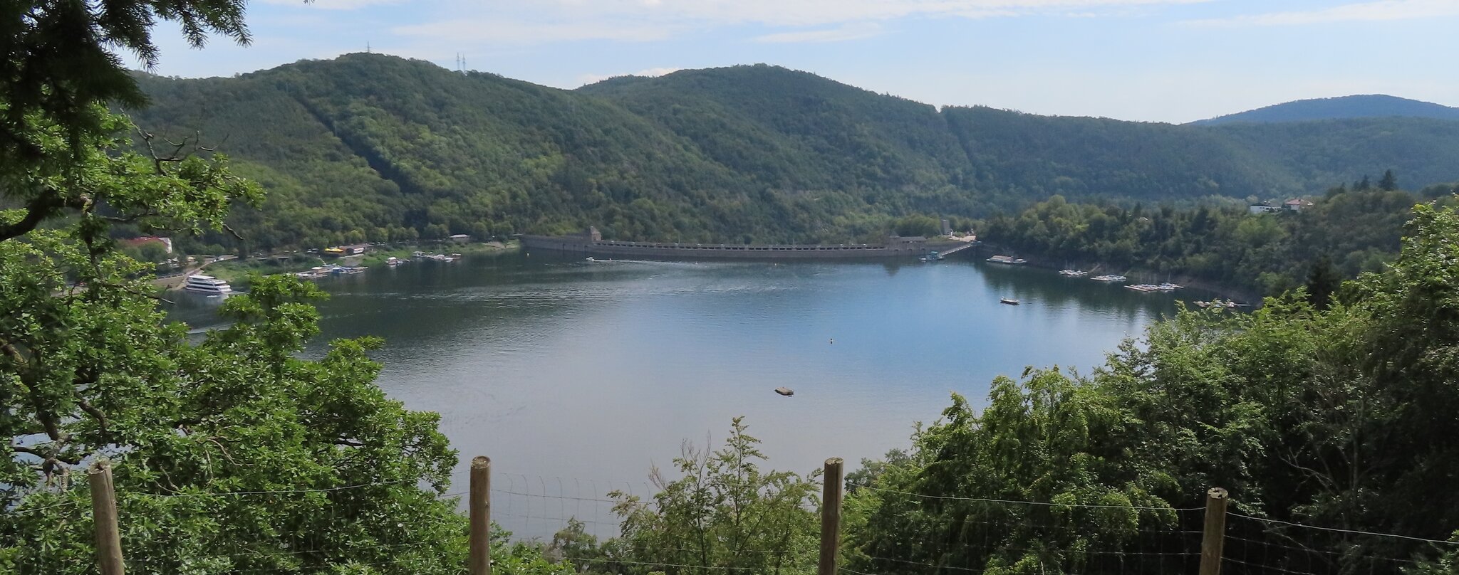 Wildtierpark Edersee (4): Blick auf den Edersee, Schloss Waldeck und ...