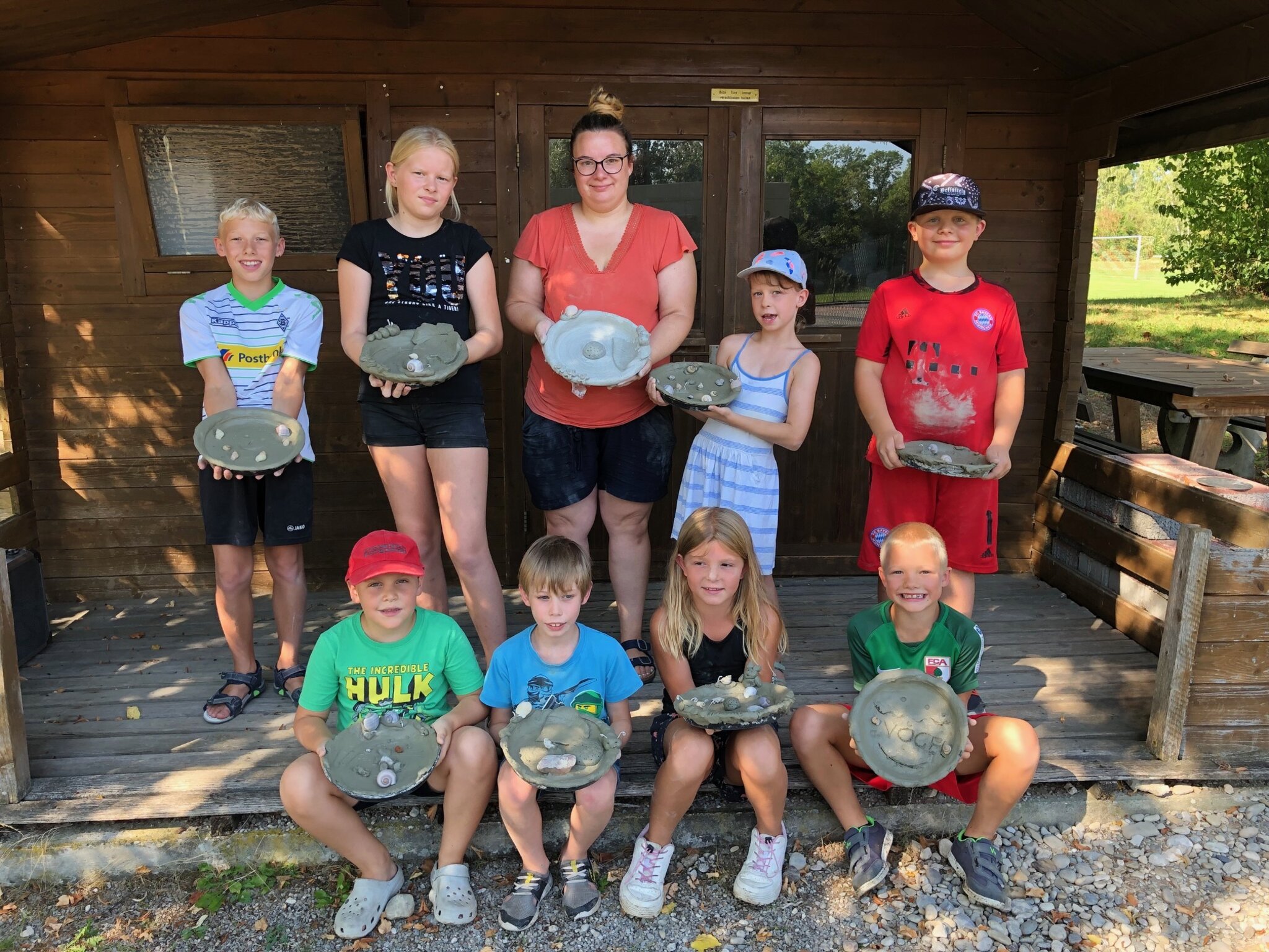 Ellgauer Ferienprogramm: "Wir modellieren eine Vogeltränke aus Knetbeton" - Ellgau