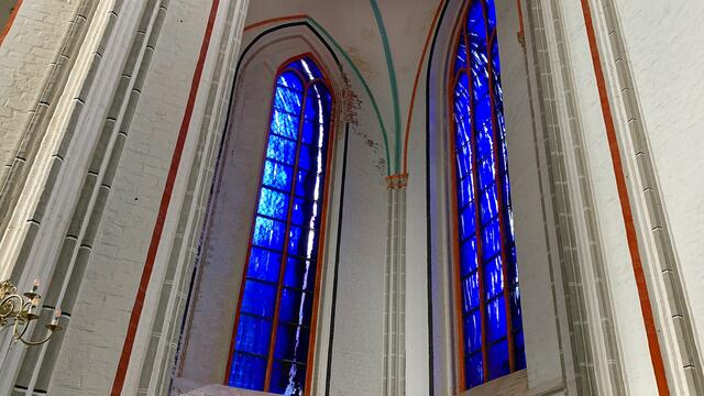 Kunstprojekt „Lichtbogen“ in unglaublichem Blau: Zwei Uecker-Fenster für den Schweriner Dom ...