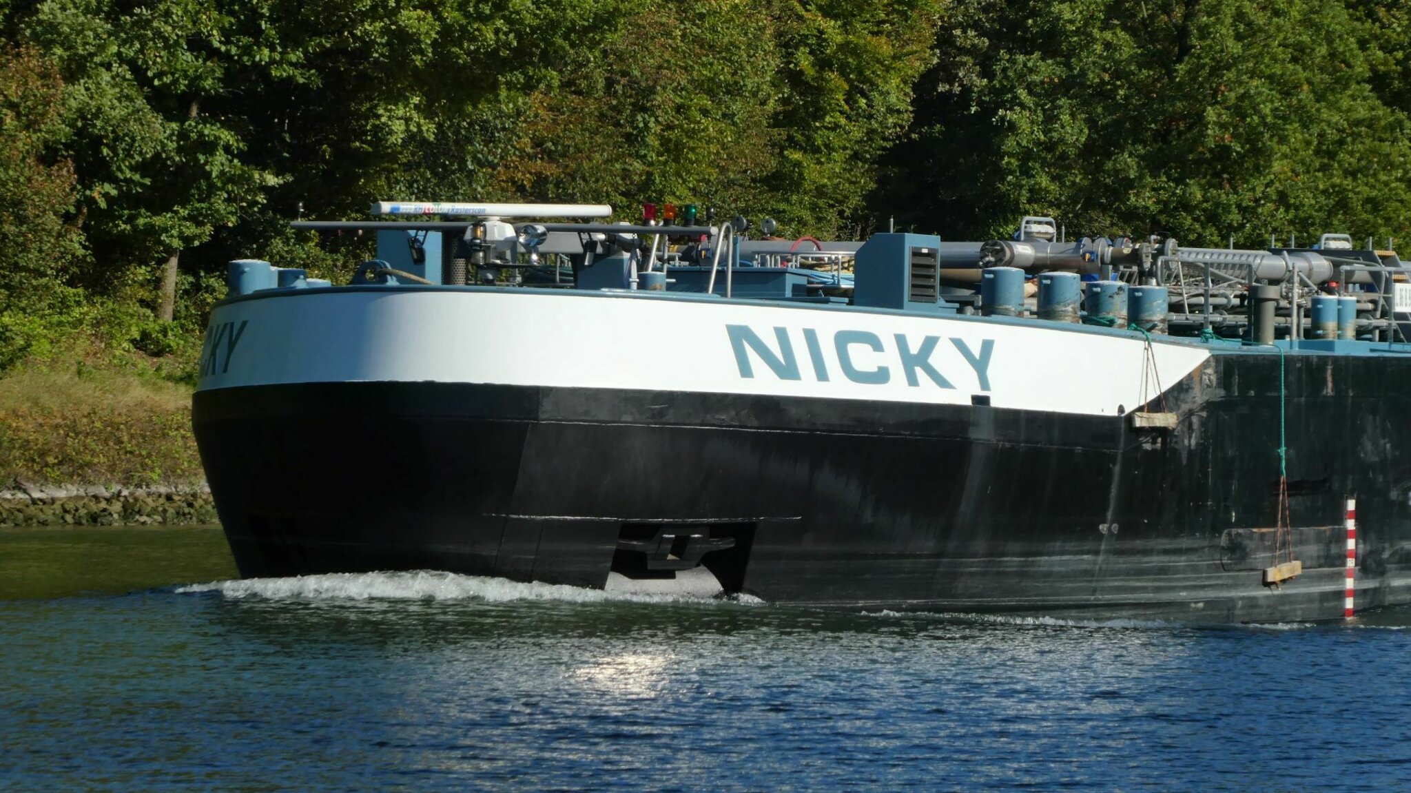 TMS Nicky: Das Tankmotorschiff Nicky auf dem RHK in Herne Richtung ...