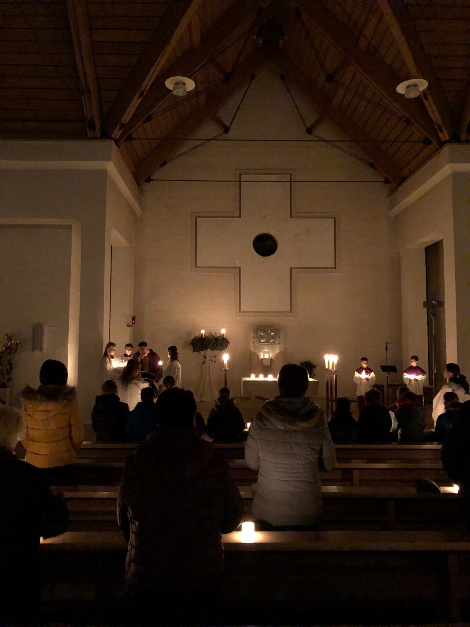 Das Rorate: Eine besondere Messe in der Adventszeit - Ellgau