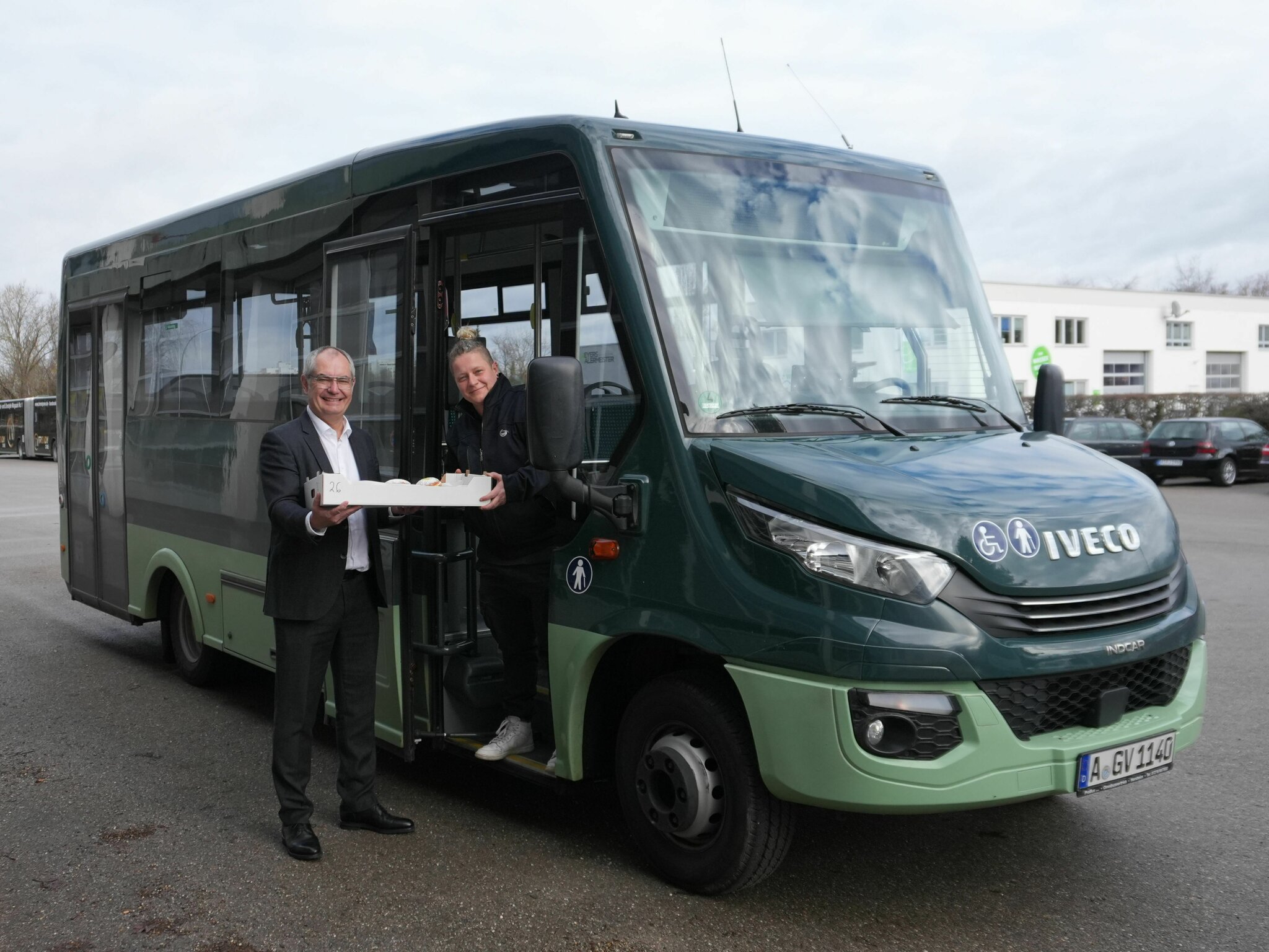 Krapfentour 2024: Gersthofer Bürgermeister Michael Wörle verteilte am ...