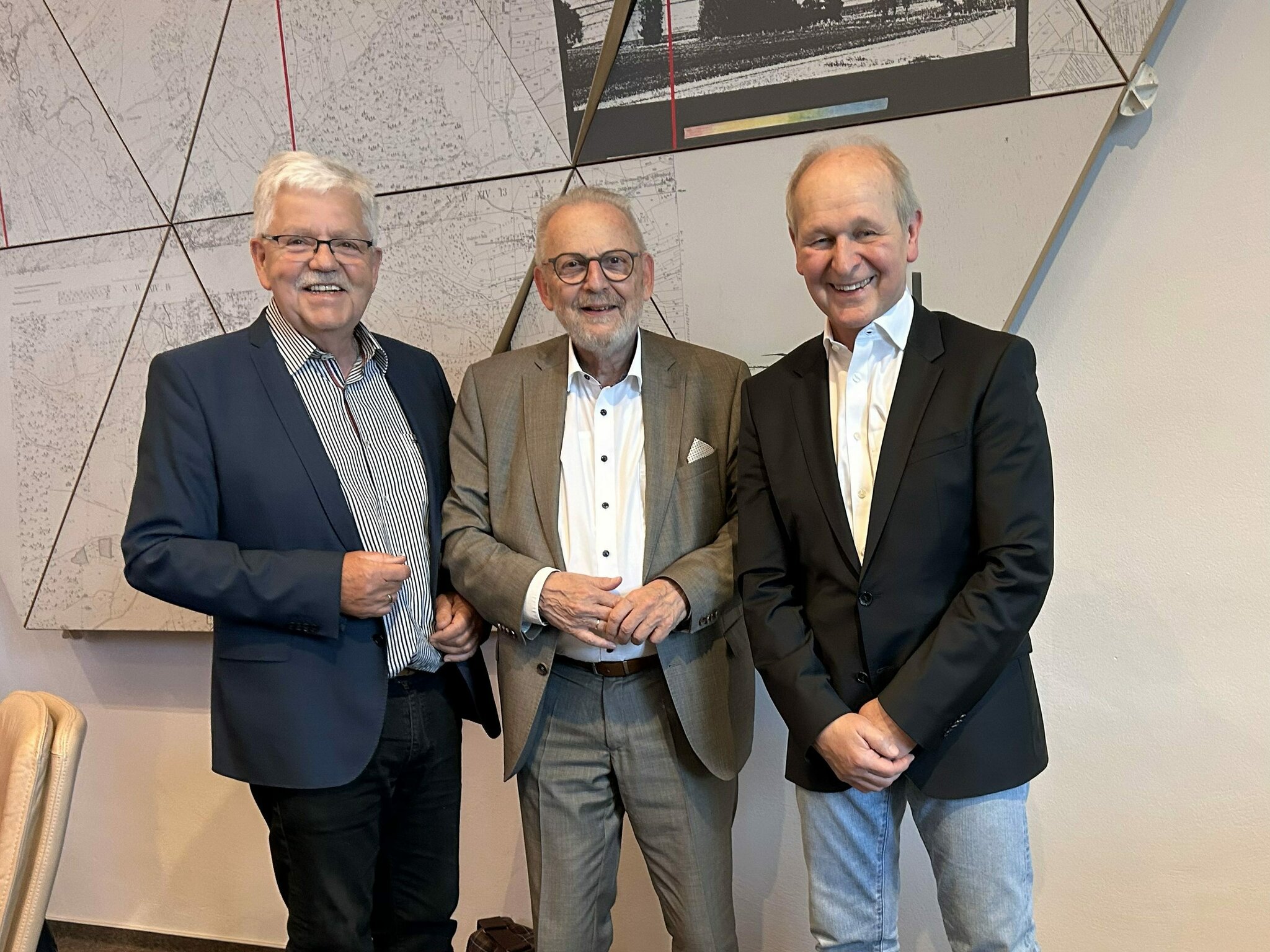 Aichacher Stadtrat: 40-jähriges Stadtratsjubiläum für Bürgermeister Klaus Habermann, Helmut Beck ...