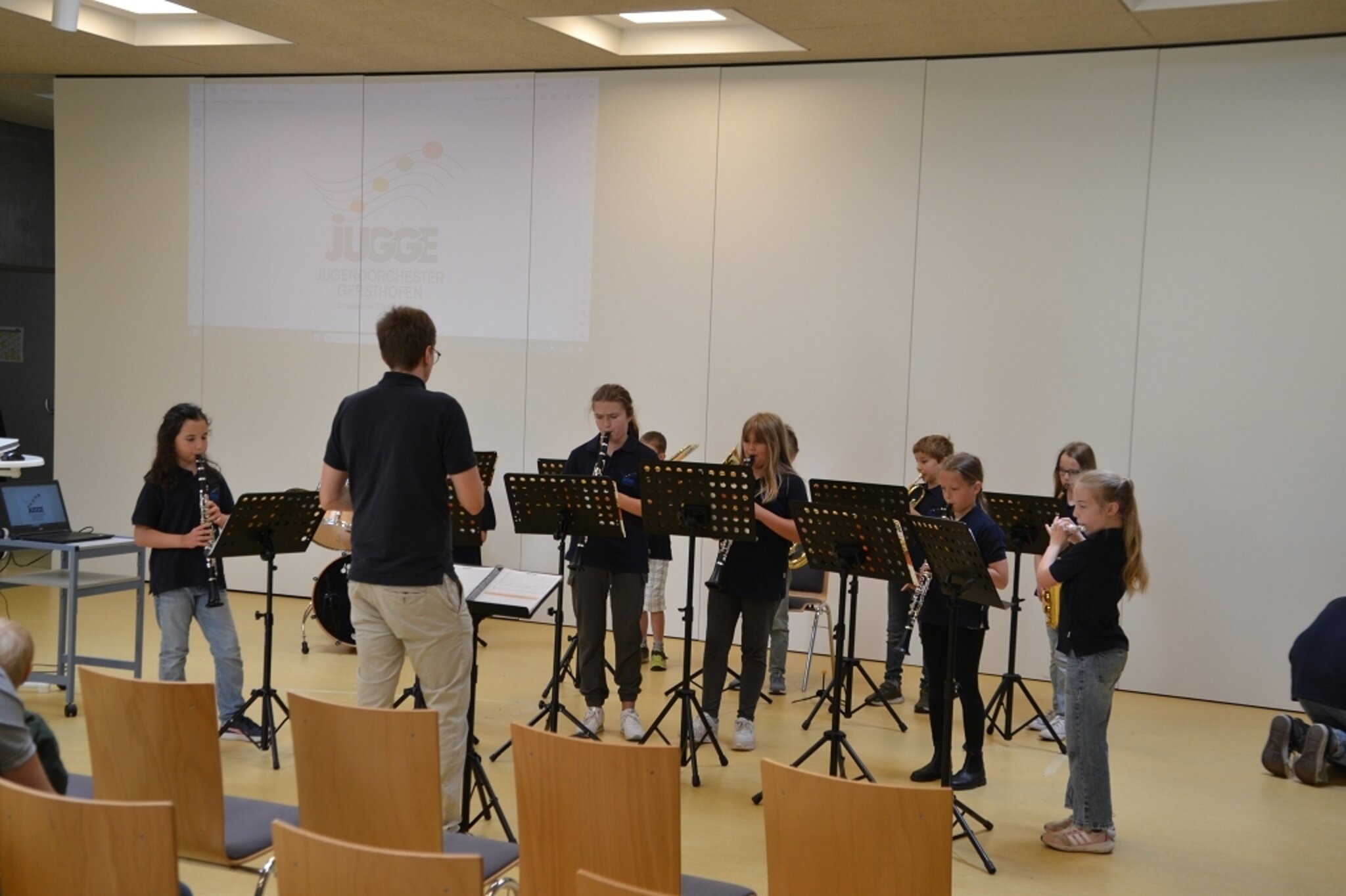 Tag der offenen Tür beim JUGGE: Viel Spaß beim Testen der Instrumente ...