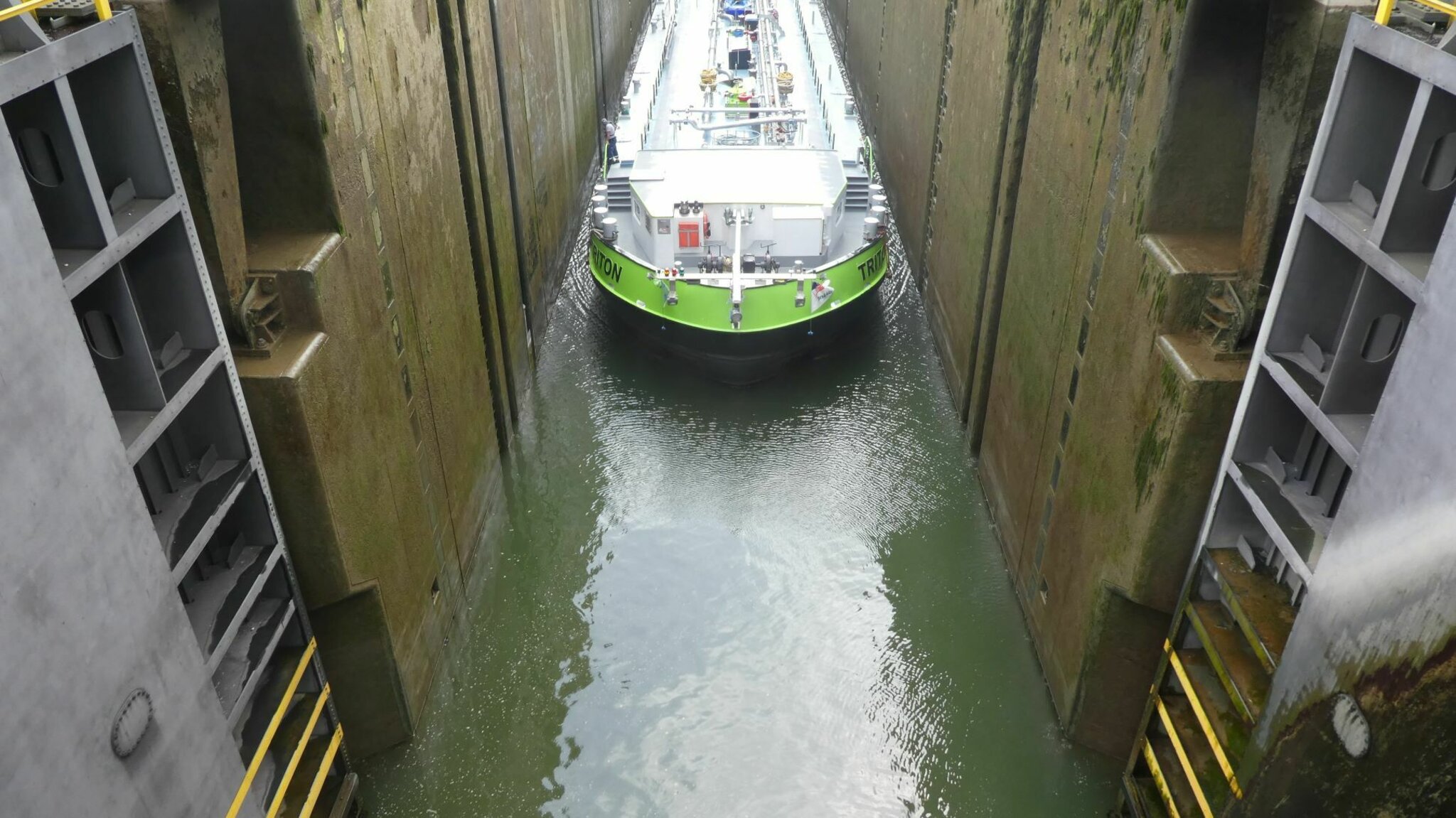 Tankmotorschiff Triton: Das TMS Triton kommt aus der Schleuse Herne-Ost ...