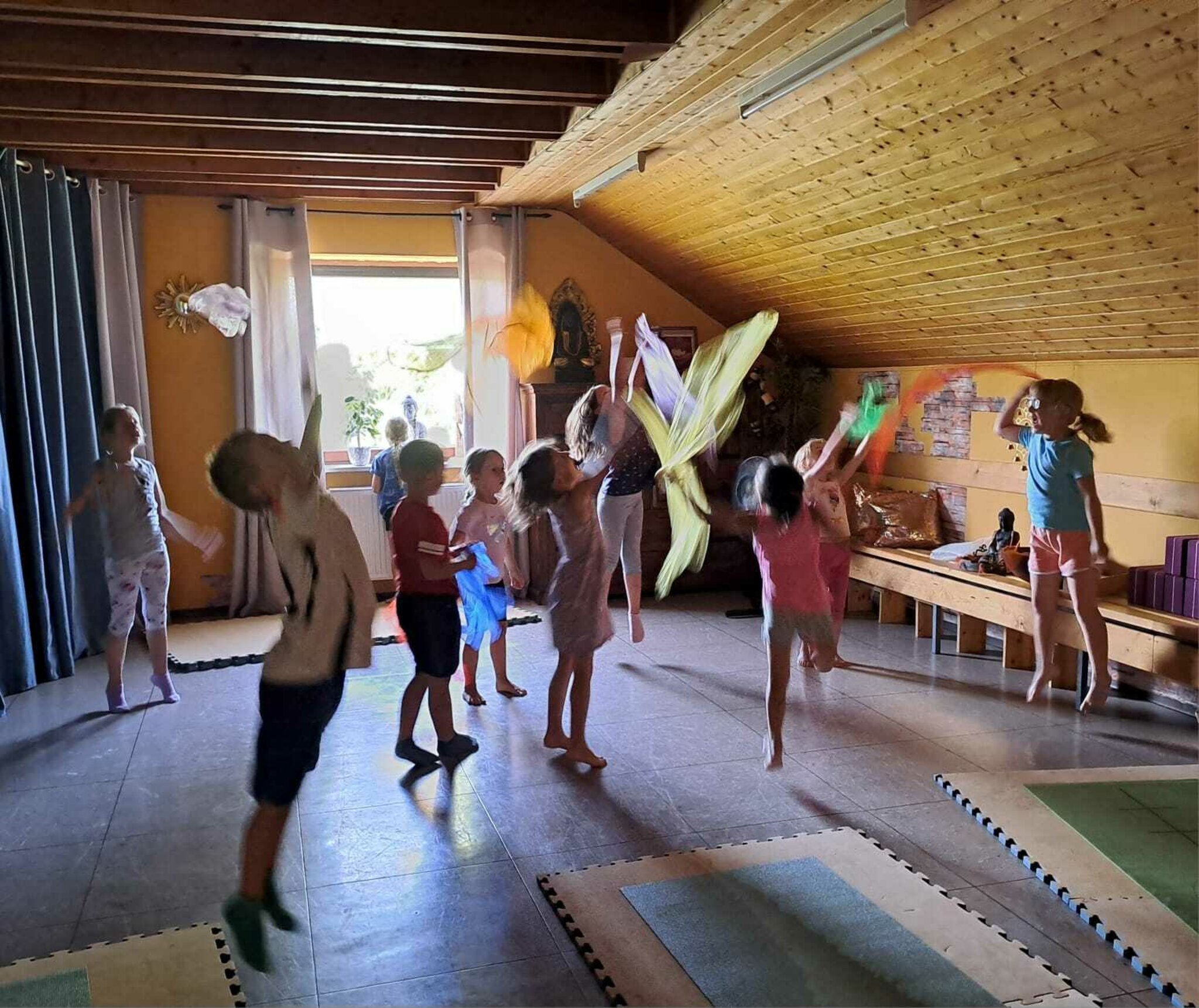 Wie ein Schmetterling im Wind: Yoga im Ellgauer Ferienprogramm - Ellgau