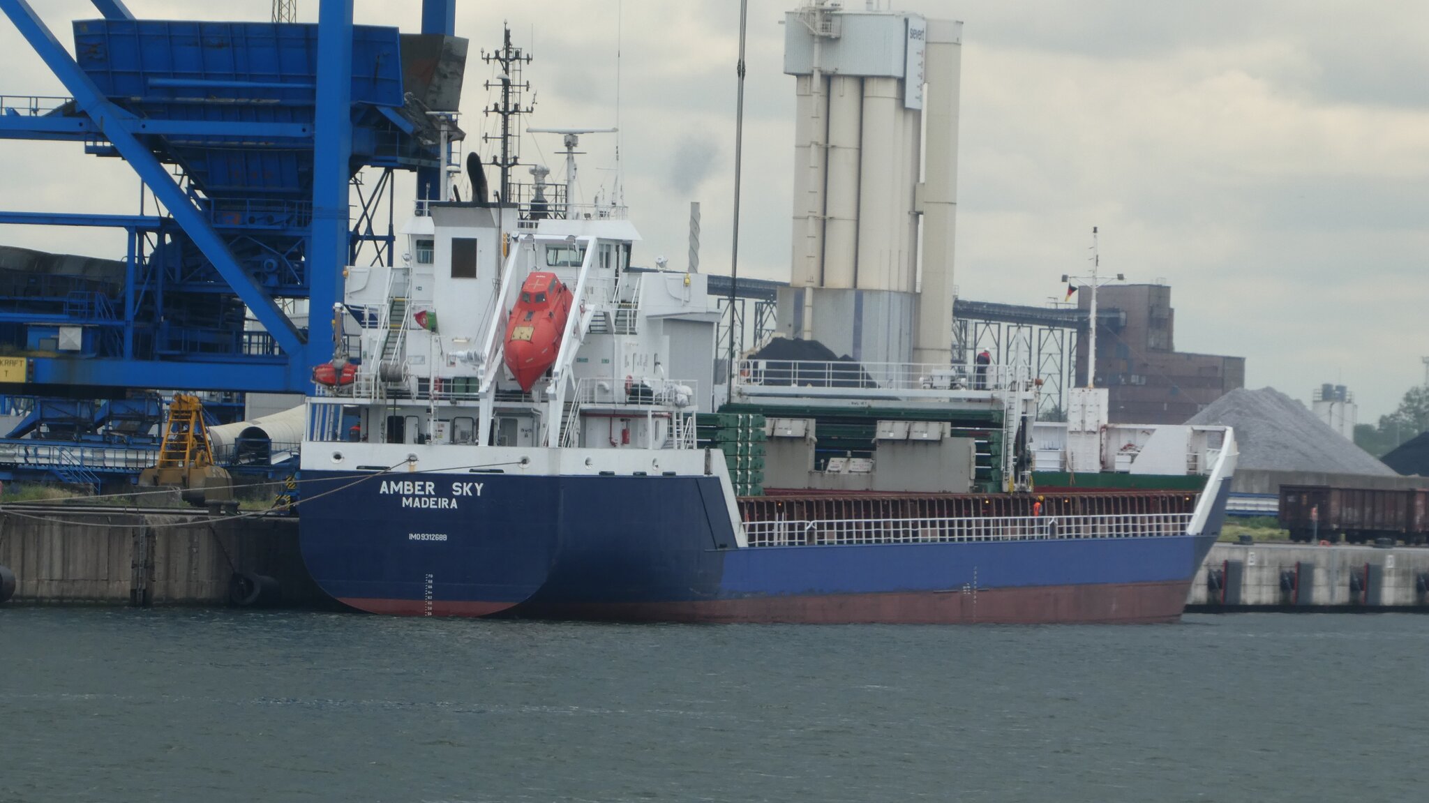 Seeschiff Amber Sky in Rostock: Das Seeschiff Amber Sky im Rostocker ...