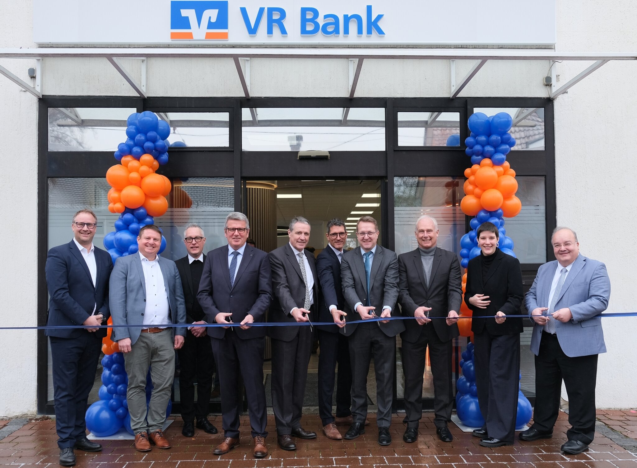 Wohlfühl-Atmosphäre in Stadtbergen: VR Bank eröffnet modernisierte ...