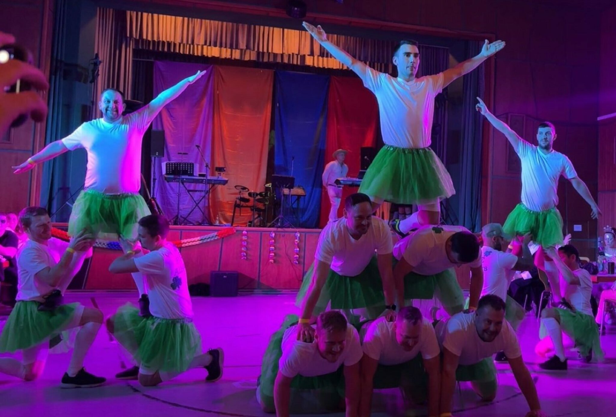 Faschingsauftakt in Herbertshofen und Erlingen: Männerballett des FHHE ...