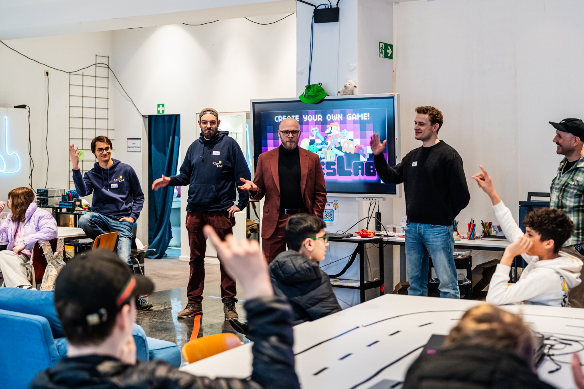 Minister Mehring begeistert vom Augsburger KidsLab: Mehring: „Wer das ...