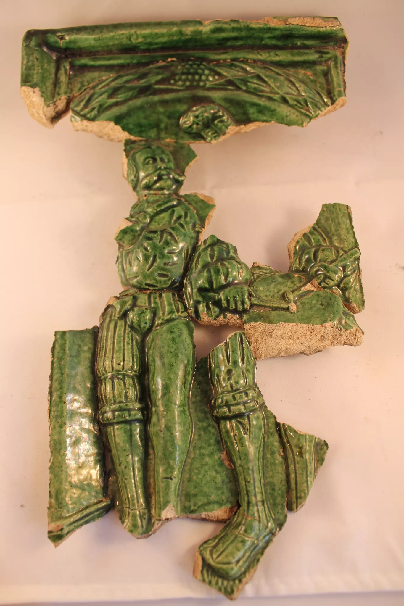 Ofenkacheln: Archäologische Funde auf der Burg Hatzfeld - Hatzfeld (Eder)