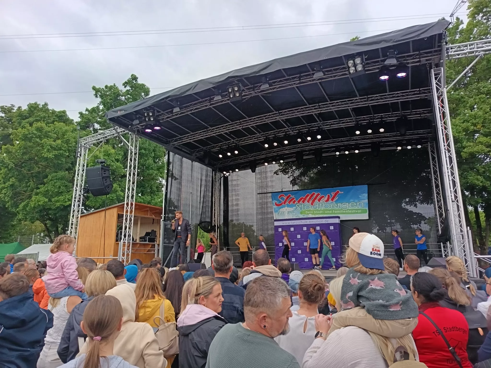 Stadtfest Stadtbergen: Mit zwei kräftigen Schlägen eröffnete ...